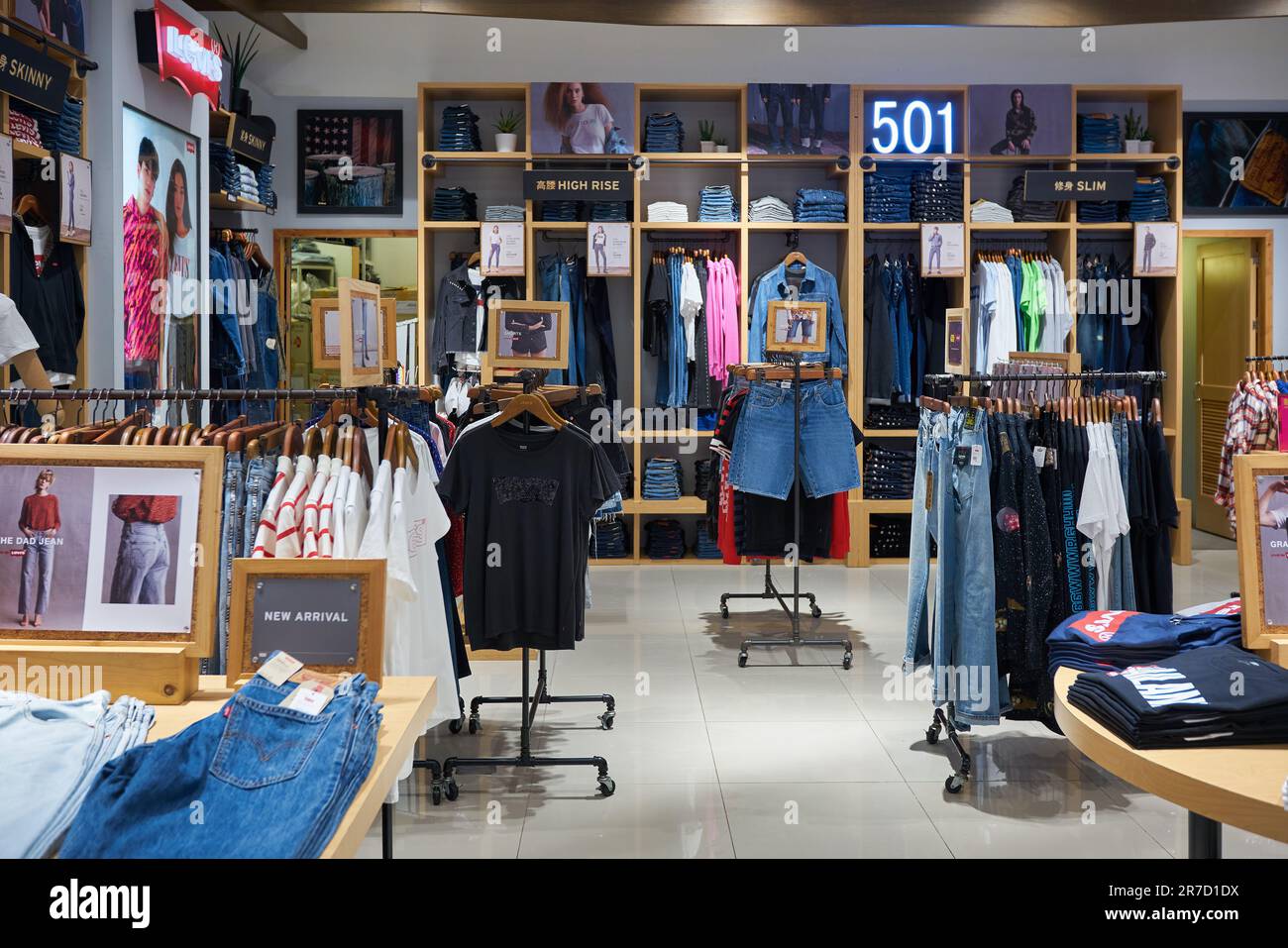 Levi's shopping mall hi-res stock photography and images - Alamy