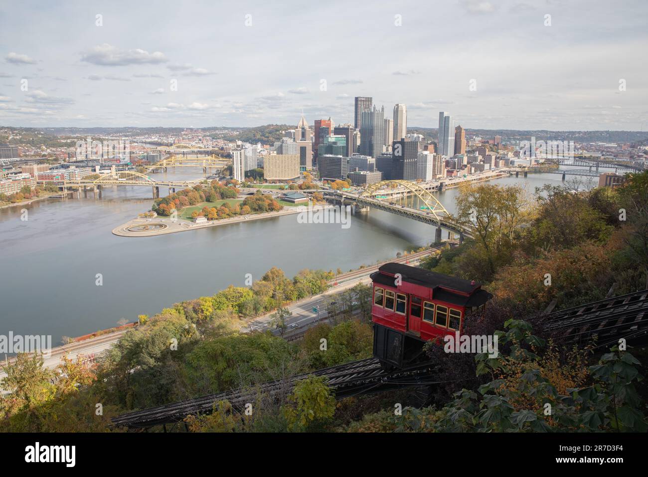 Pittsburgh neighborhood fall hi-res stock photography and images - Alamy