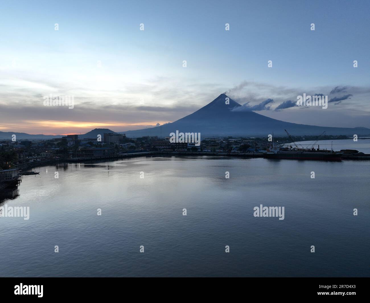 Mayon eruption 2023 hi-res stock photography and images - Alamy