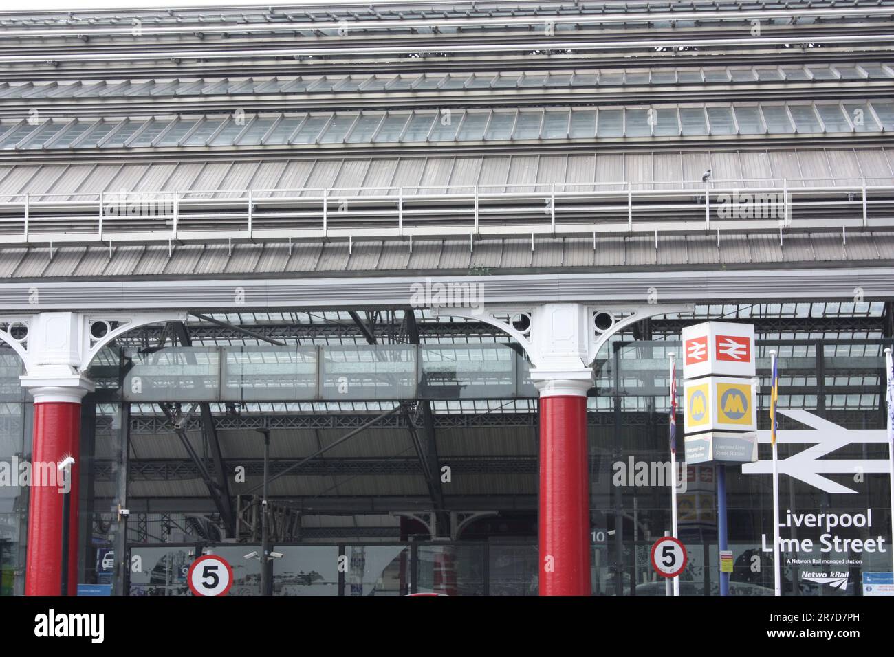 The roof of Liverpool Lime Street station Stock Photo - Alamy