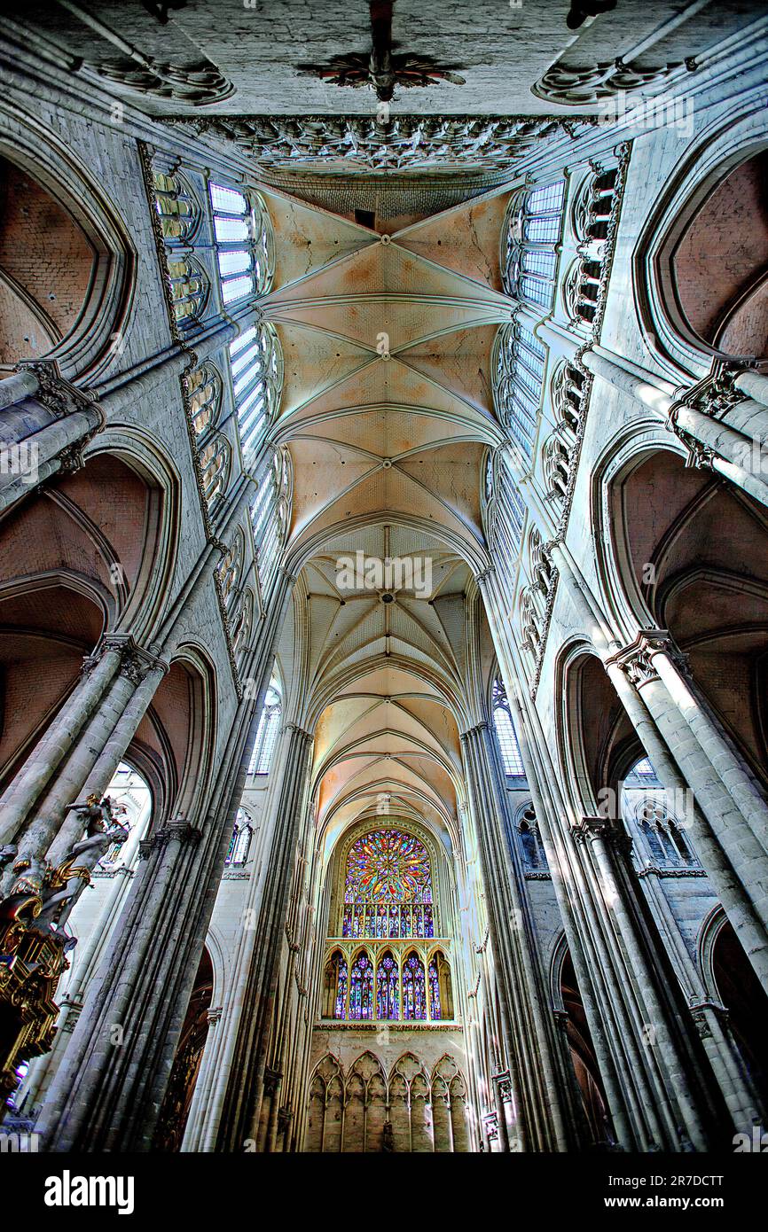 Amiens cathedral interior hi-res stock photography and images - Alamy