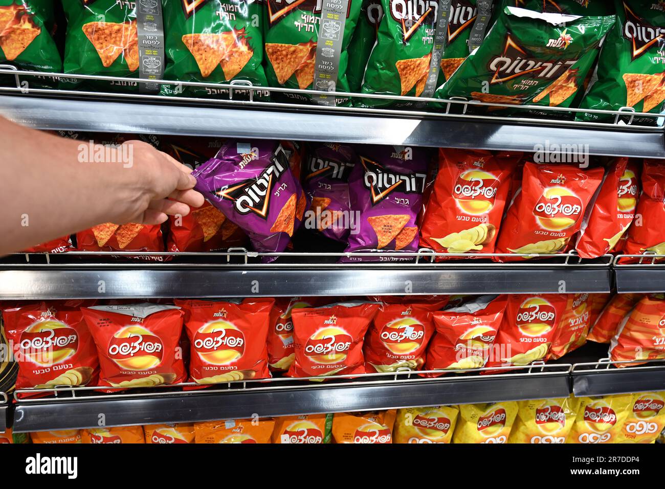 Store shelves with chips Stock Photo - Alamy