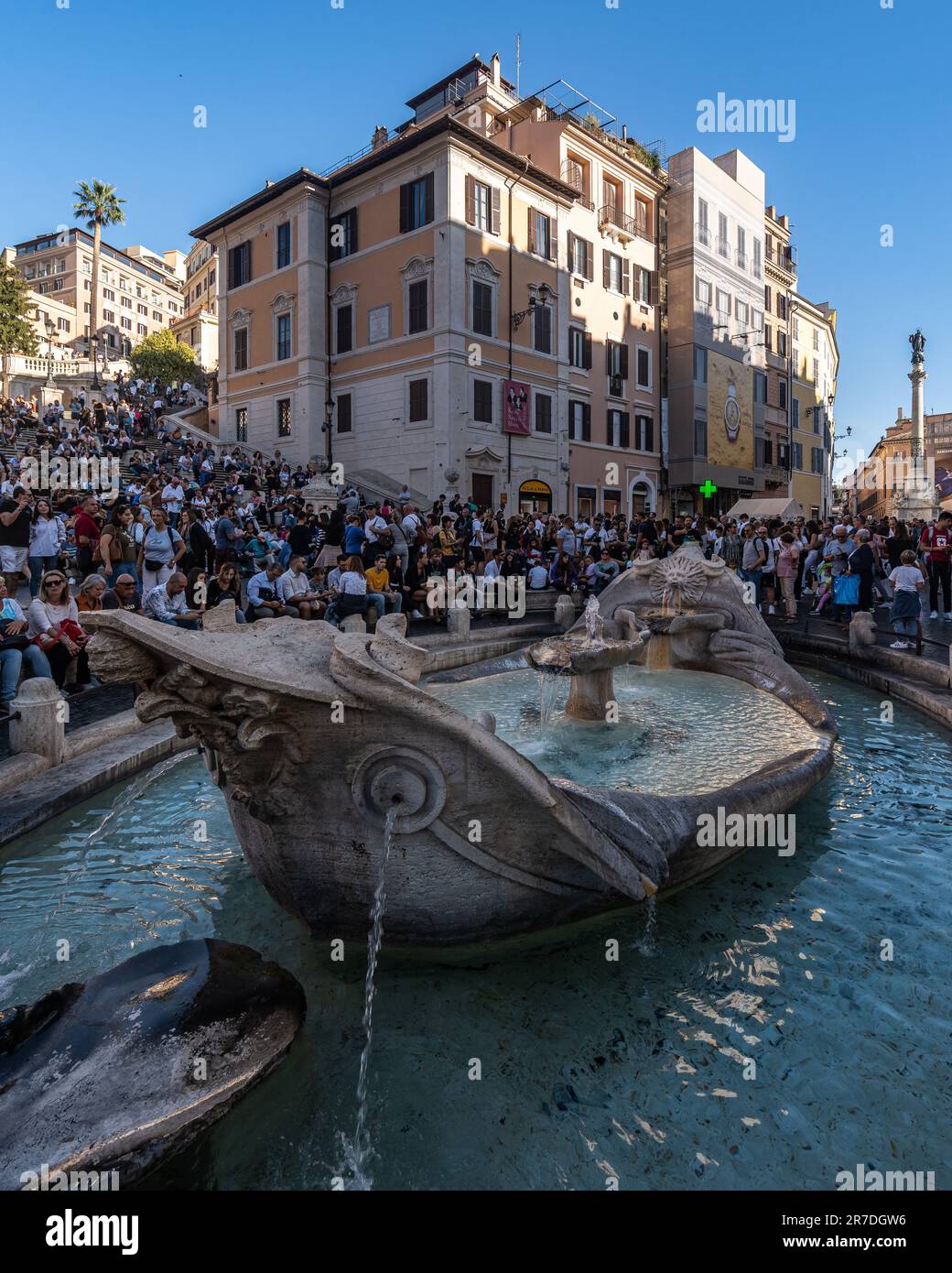 Group sitting on the spanish steps hi-res stock photography and images ...