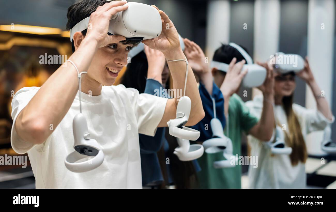 People wearing vr headsets hi-res stock photography and images - Alamy