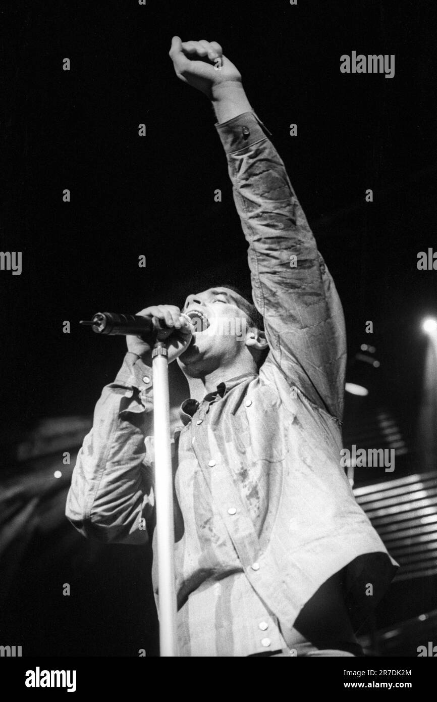 Robbie williams 1996 Black and White Stock Photos & Images - Alamy