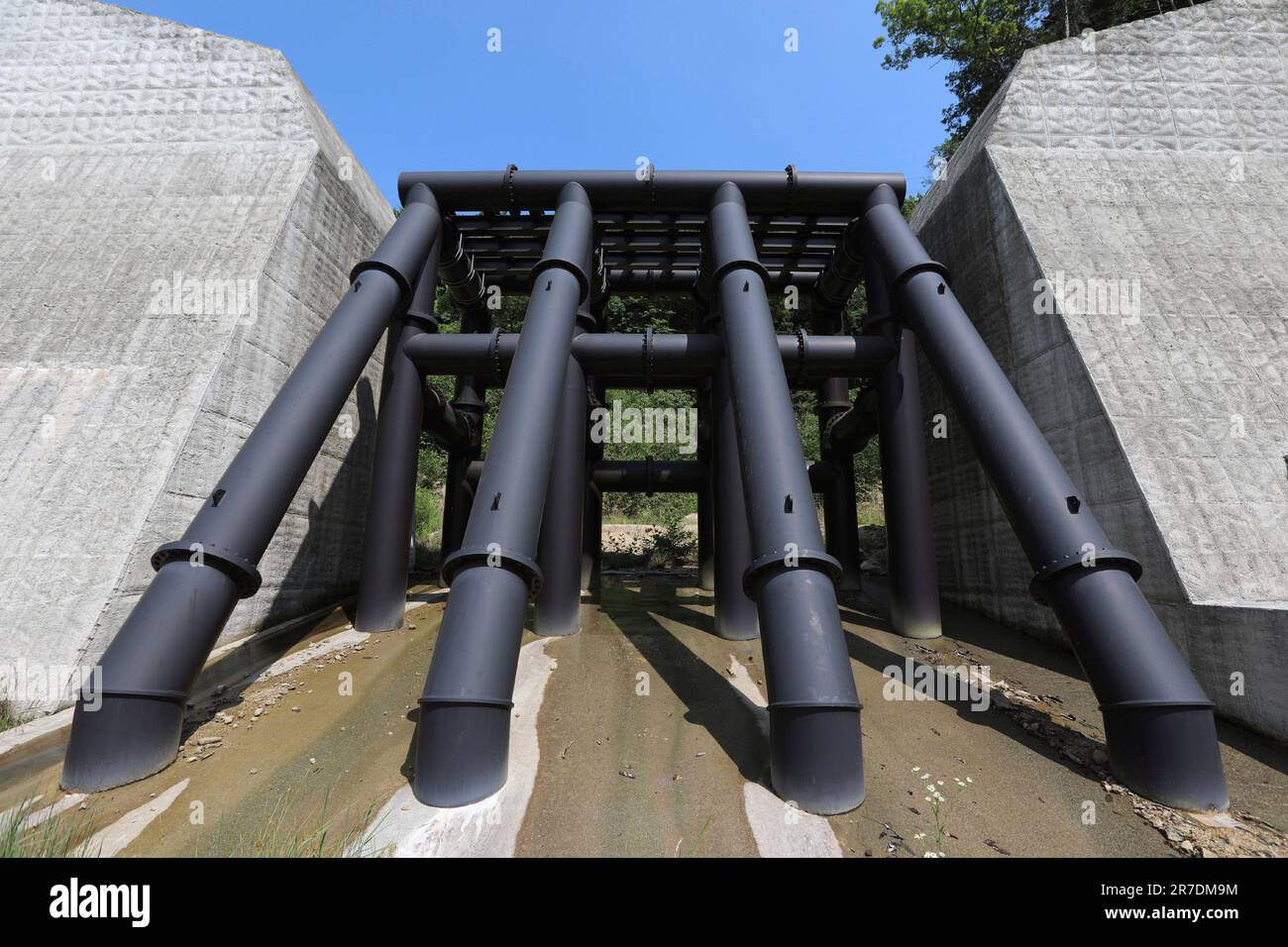 A permeable check dam which prevents disaster of core stones and ...