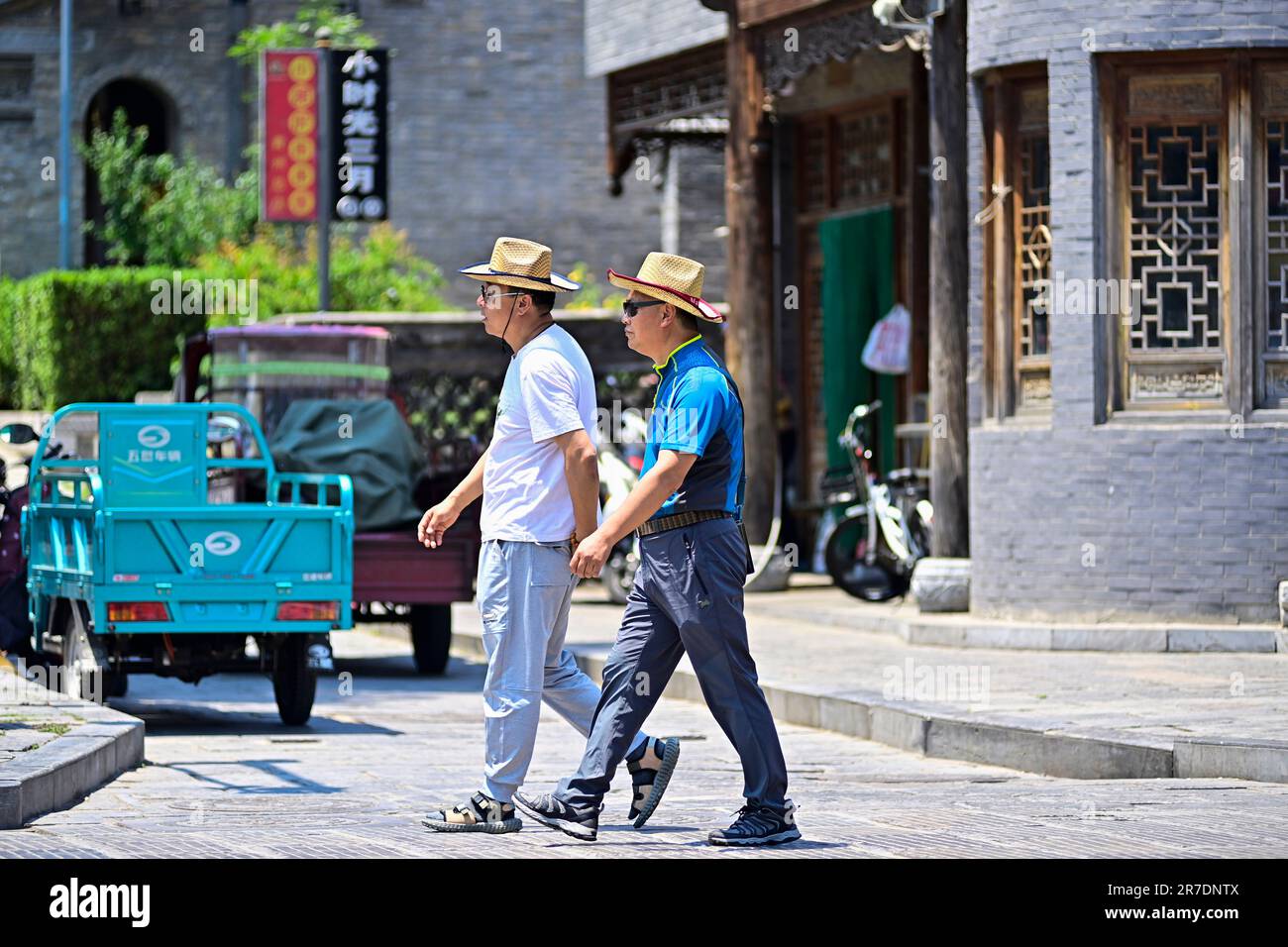 QINGZHOU, CHINA - JUNE 15, 2023 - Tourists brave high temperatures to ...