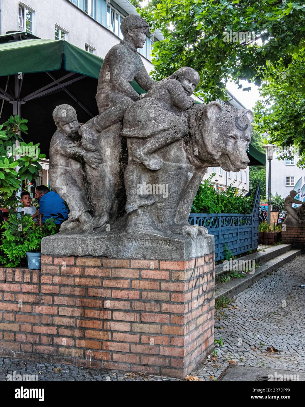 Spielender kinder skulptur hi-res stock photography and images - Alamy