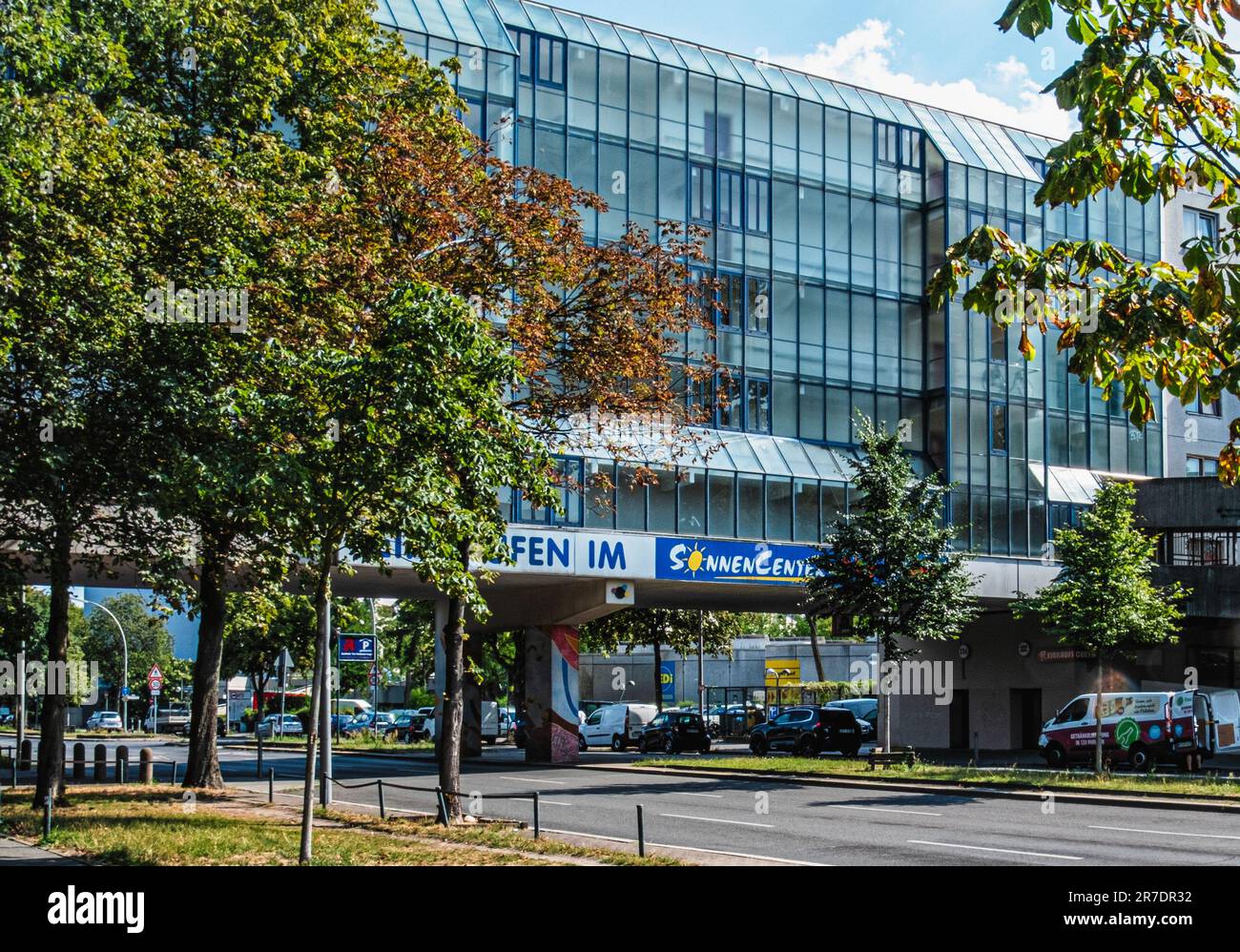 The High Deck settlement social housing project bridges Sonnenallee ...