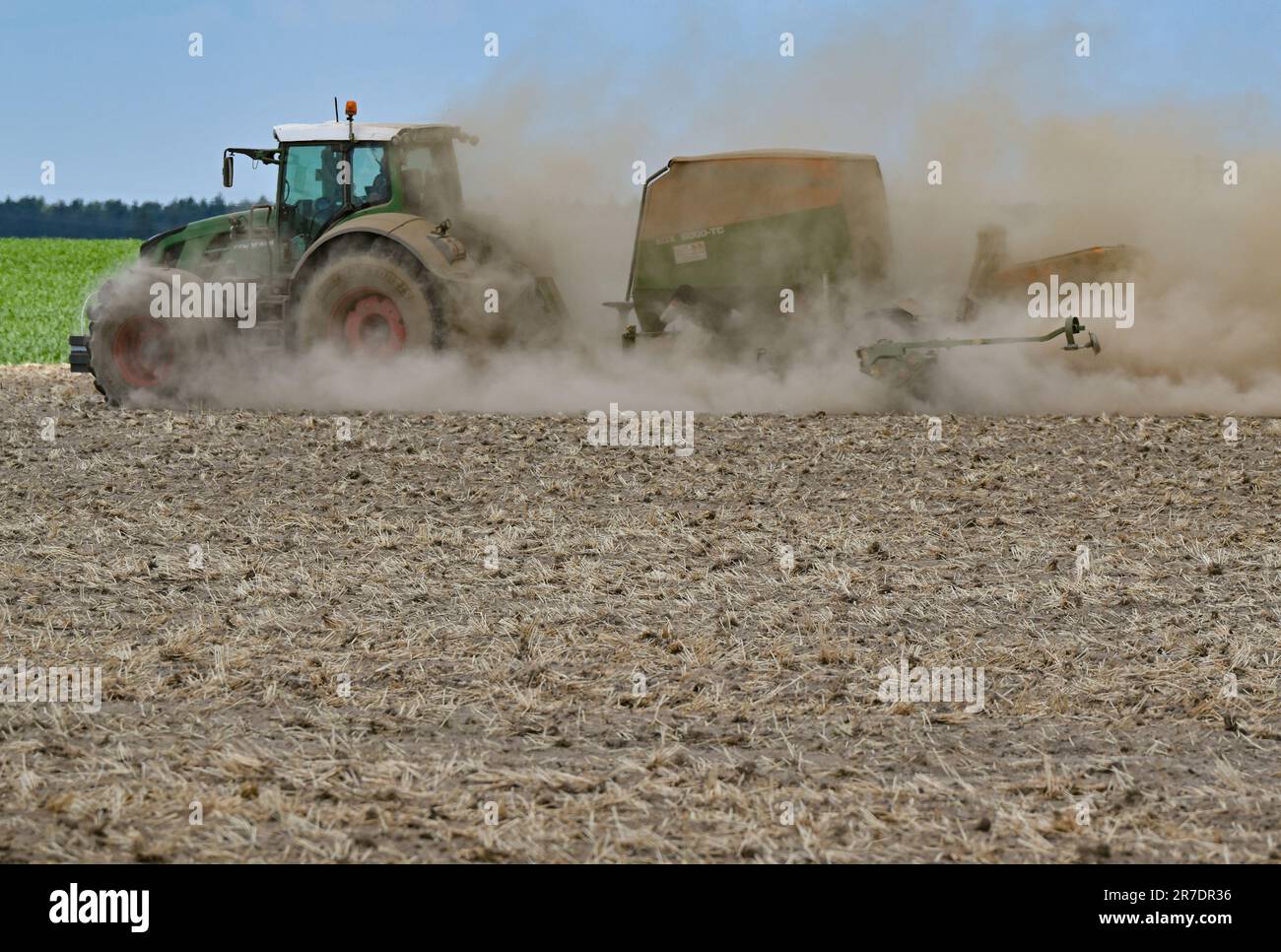 Parched field hi-res stock photography and images - Alamy