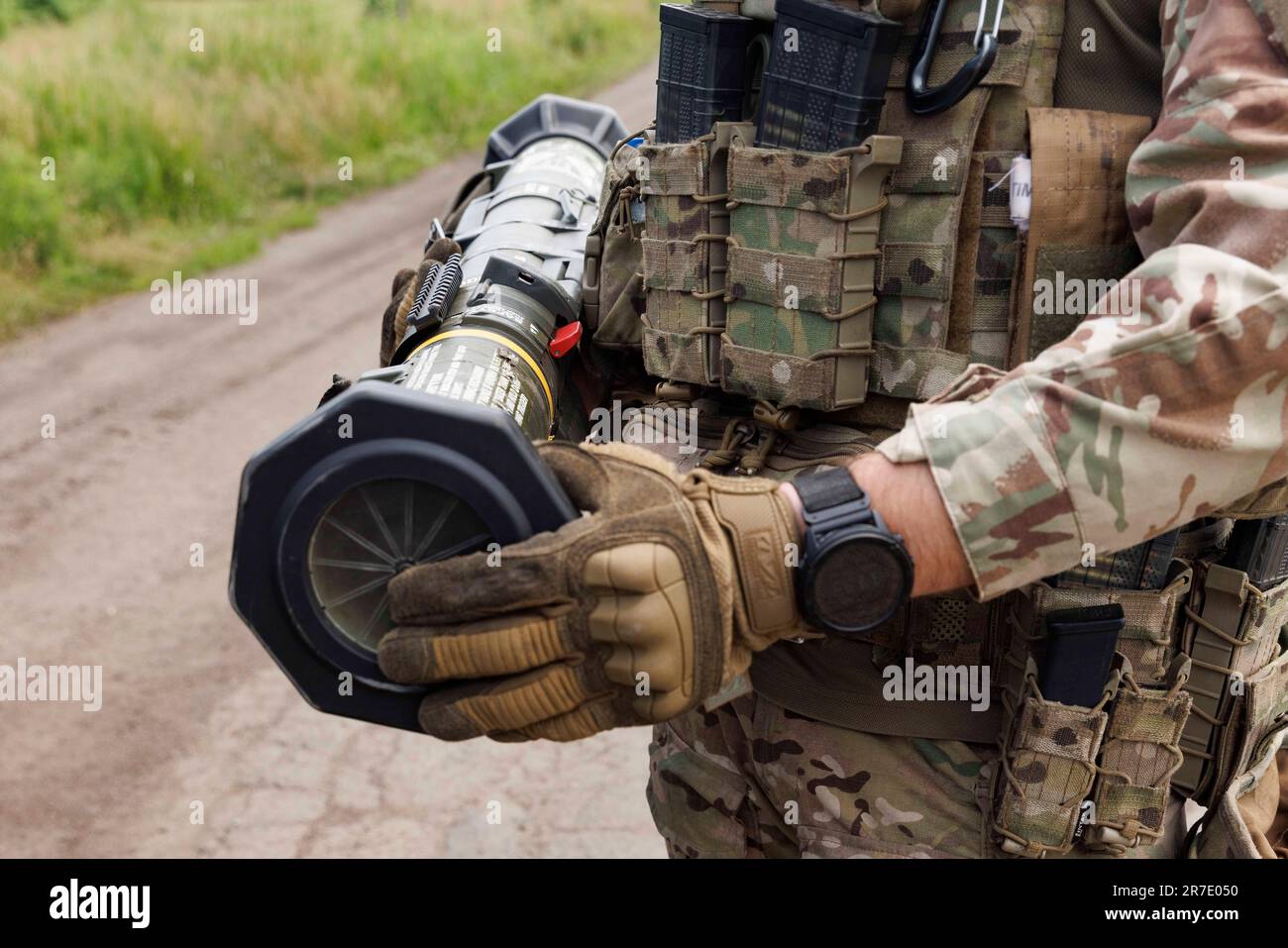 Vuhledar, Ukraine. 01st June, 2023. A soldier carries an anti-tank ...