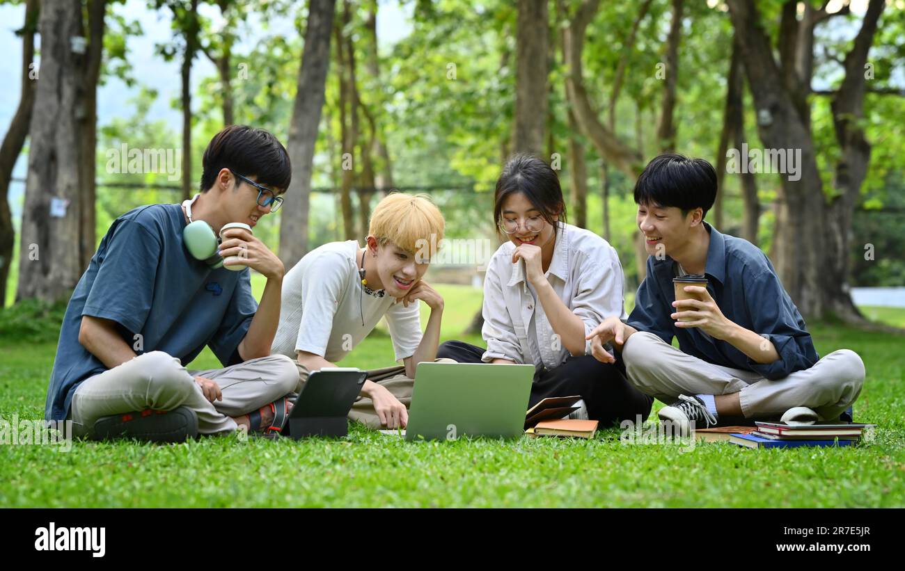 Students studying under tree hi-res stock photography and images - Alamy