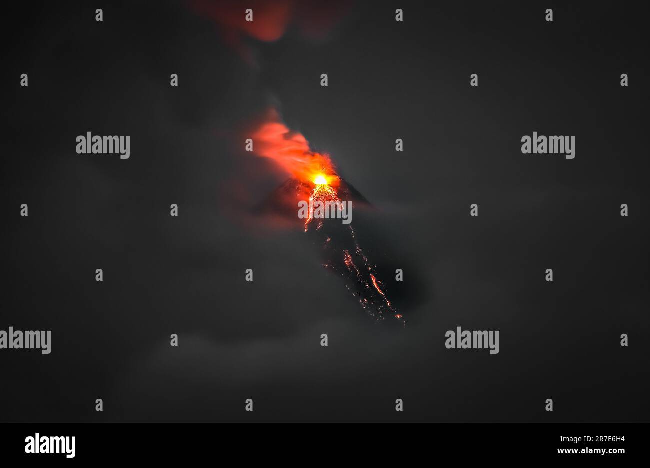 Mayon erupting crater, volcano spewing lava flow & smoke, Legazpi ...