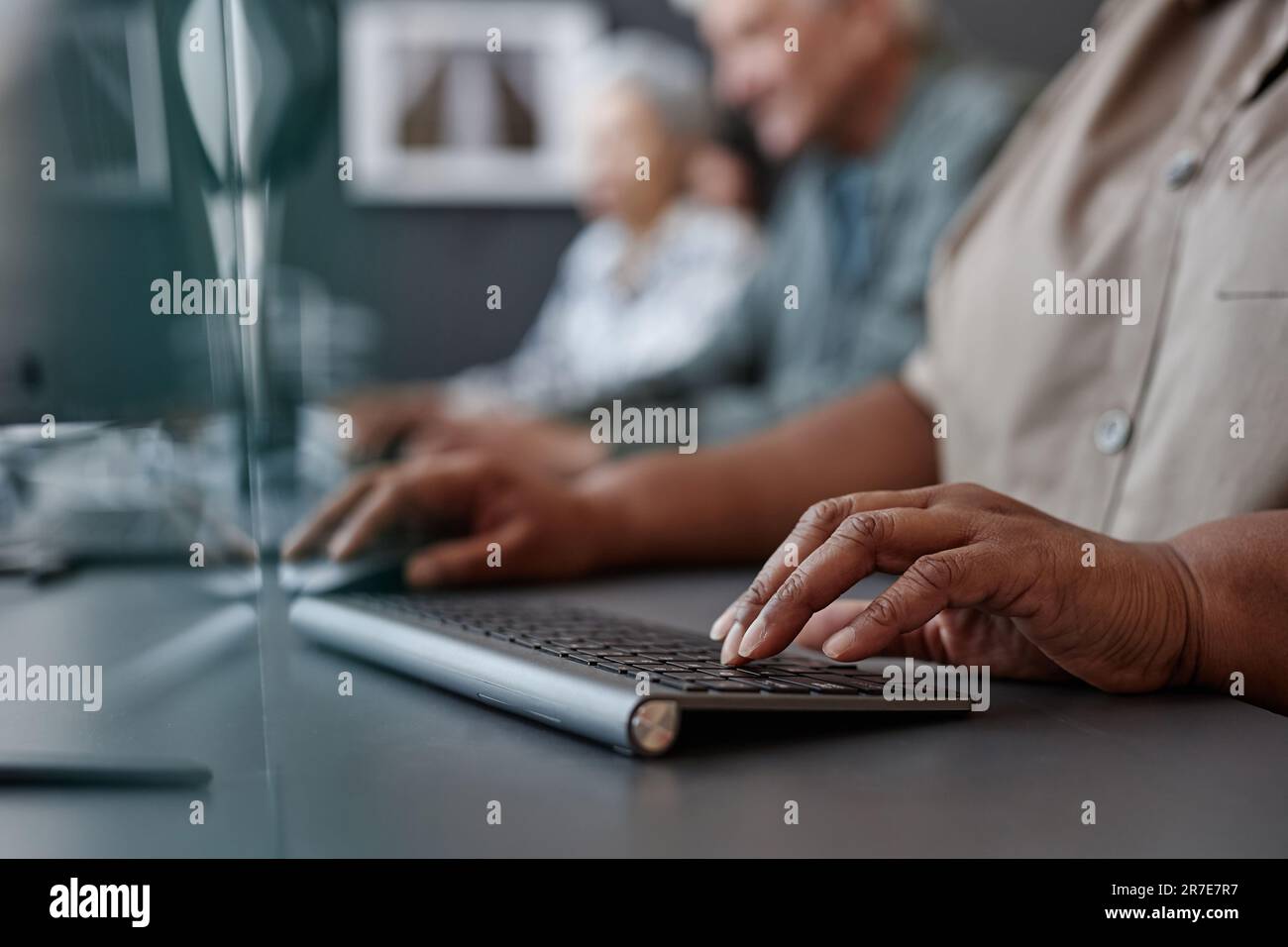 Elderly black woman on computer hi-res stock photography and images - Alamy