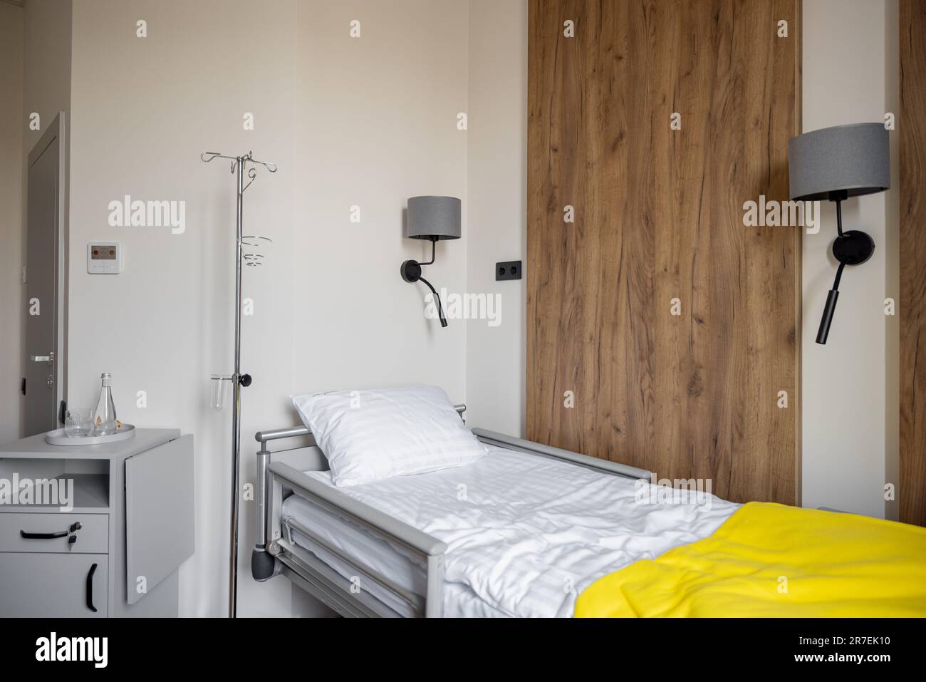 Hospital ward interior new modern hi-res stock photography and images ...