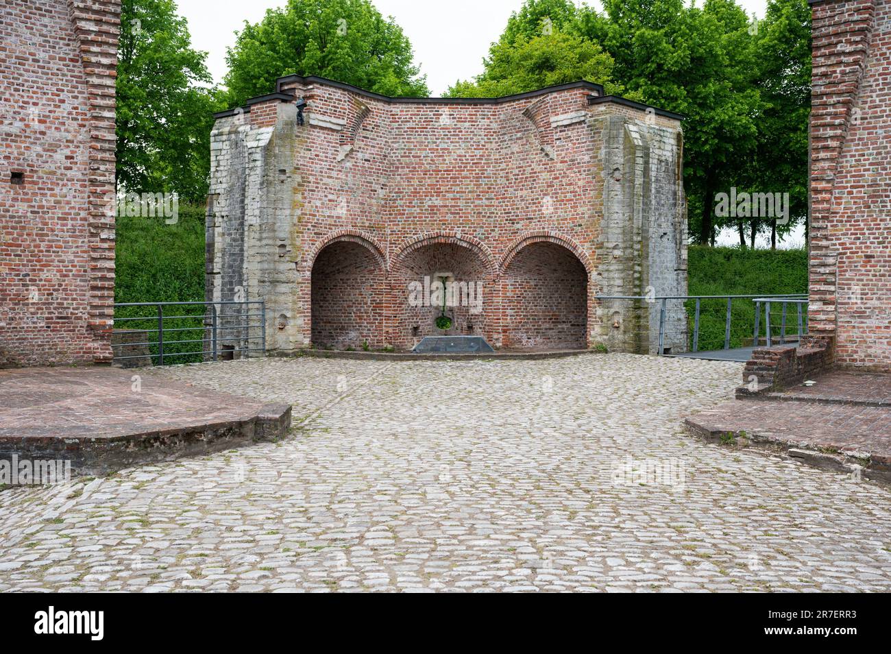Medieval stone structure hi-res stock photography and images - Alamy