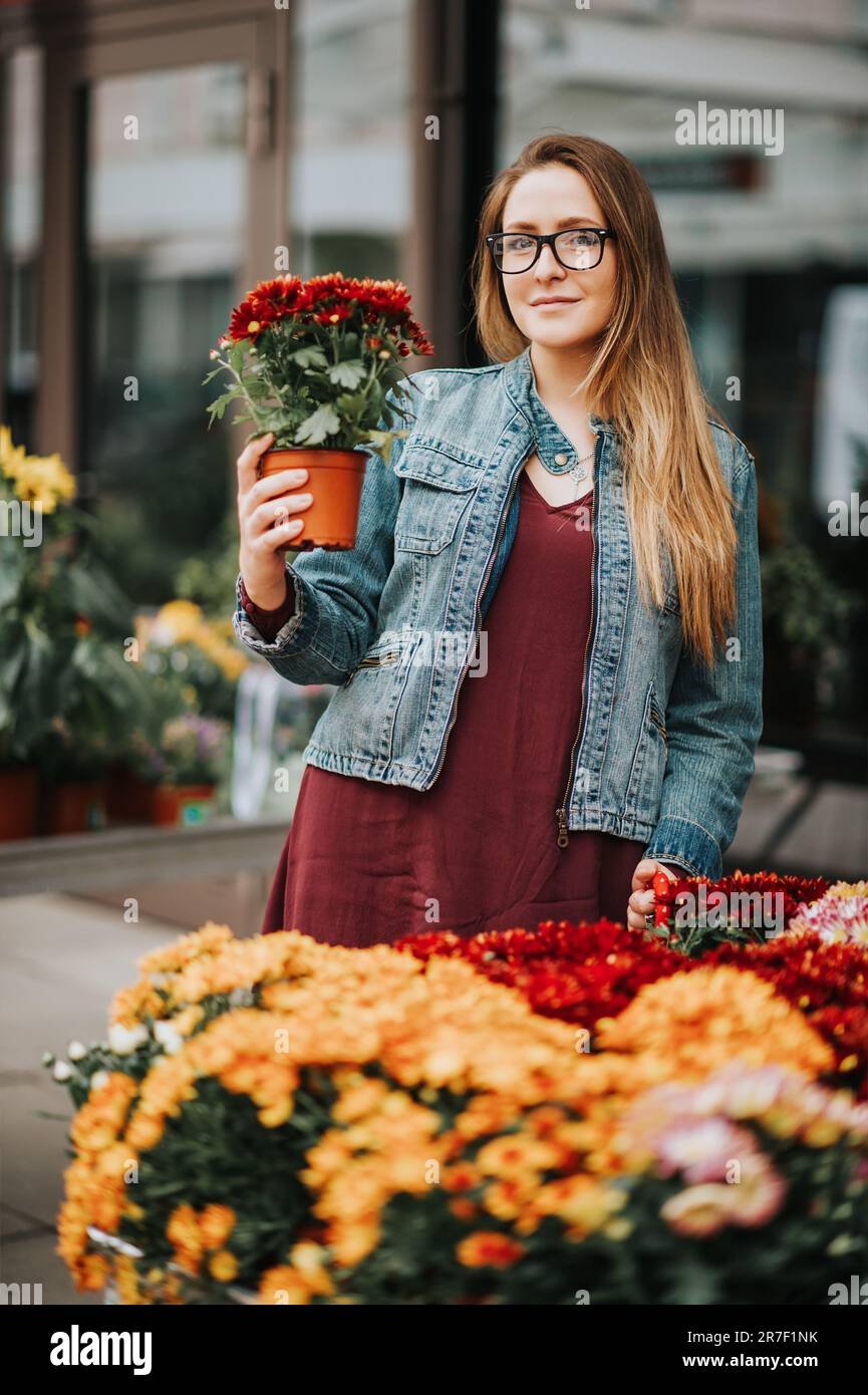 Buying pots hi-res stock photography and images - Alamy