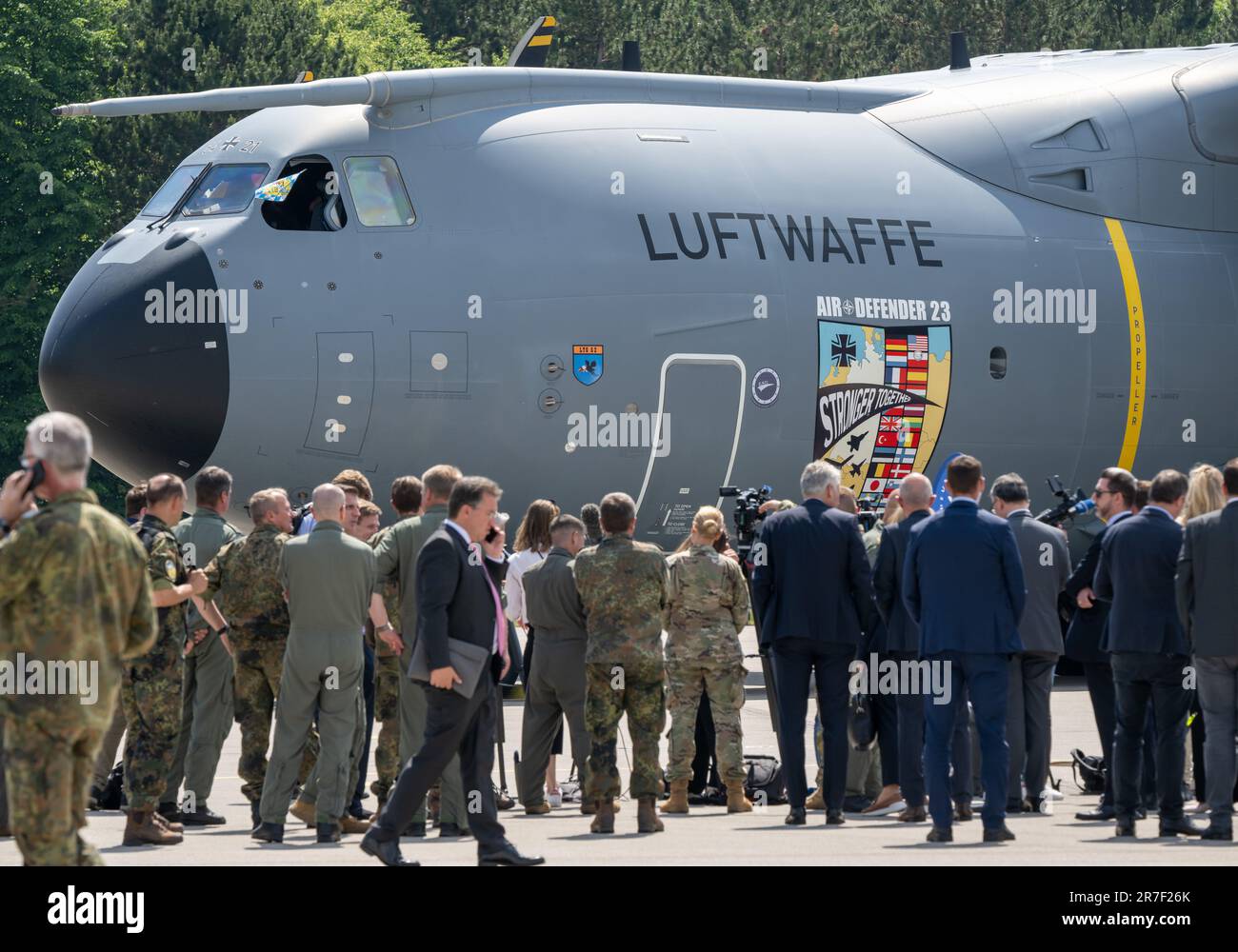 Graben, Germany. 15th June, 2023. Soldiers and visitors stand in front ...