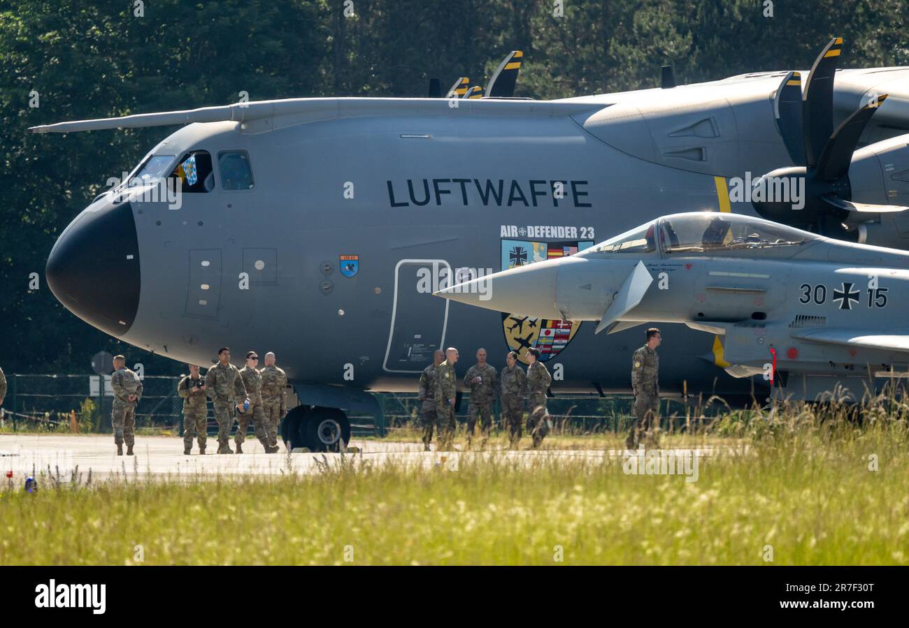 Graben, Germany. 15th June, 2023. Soldiers stand in front of Bundeswehr ...