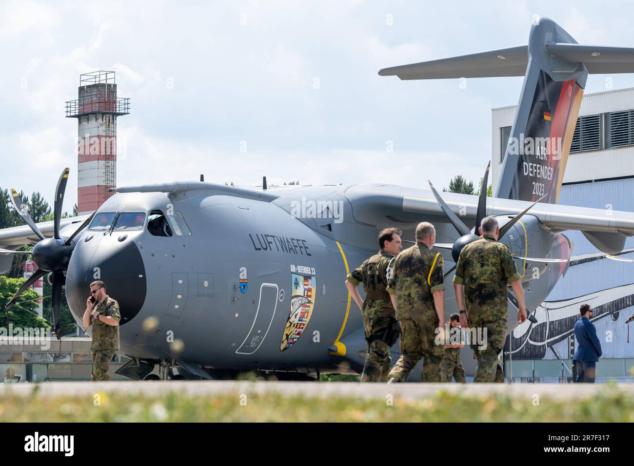 Graben, Germany. 15th June, 2023. Soldiers stand in front of the ...