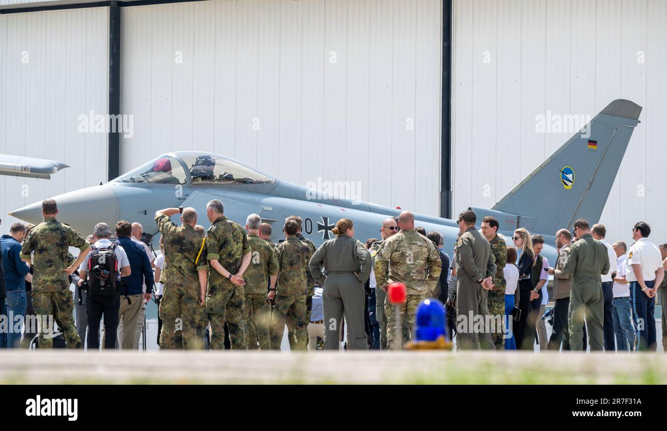 Graben, Germany. 15th June, 2023. Soldiers and visitors stand in front ...