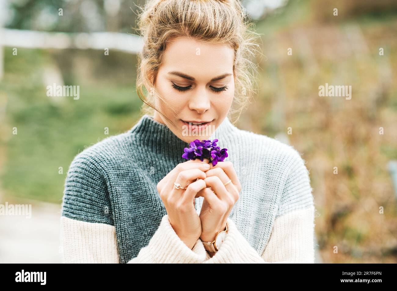 Woolly blue hi-res stock photography and images - Alamy