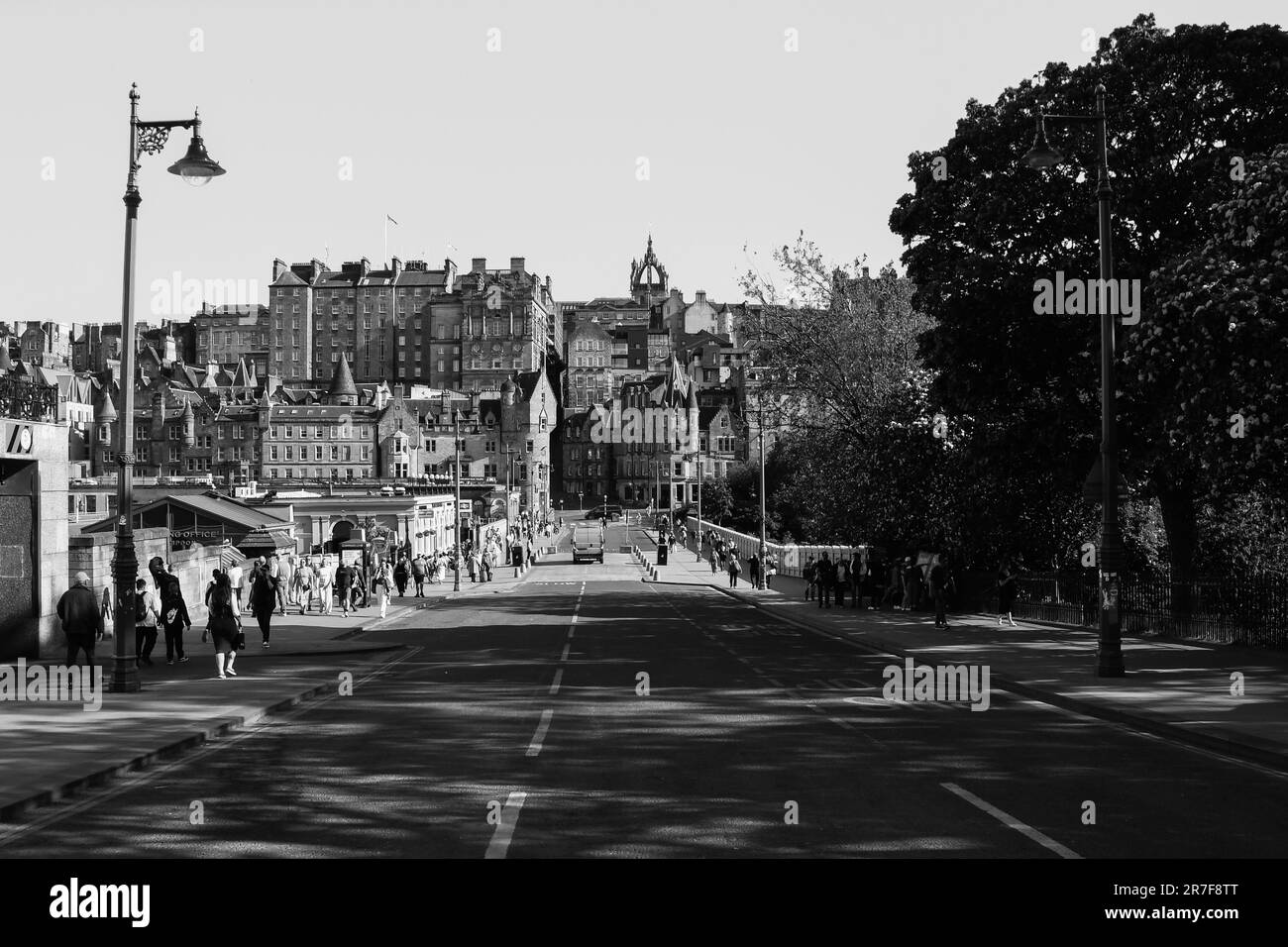 Edinburgh scott monument edinburgh castle Black and White Stock Photos ...