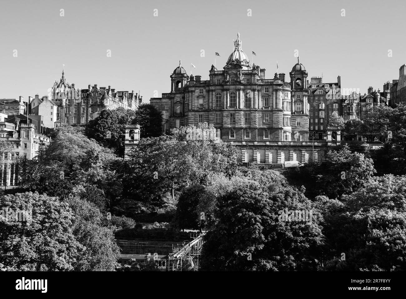 Edinburgh scott monument edinburgh castle Black and White Stock Photos ...