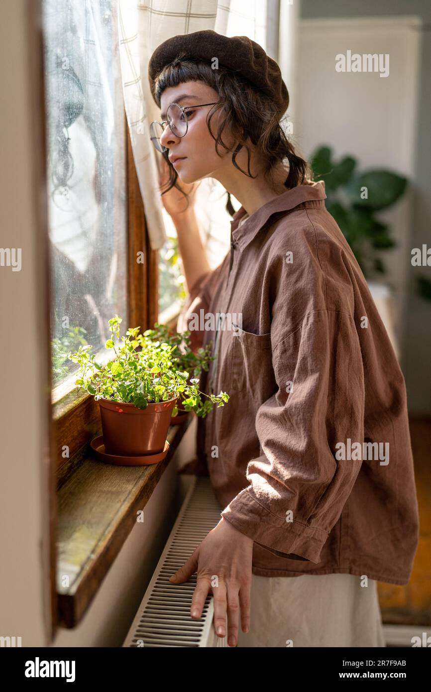 Teenager look back sad hi-res stock photography and images - Alamy