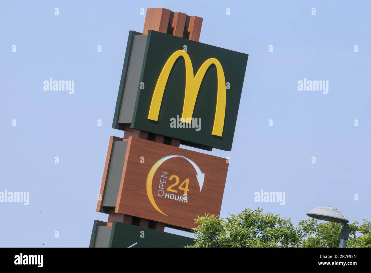 Burger king and mcdonalds hi-res stock photography and images - Alamy