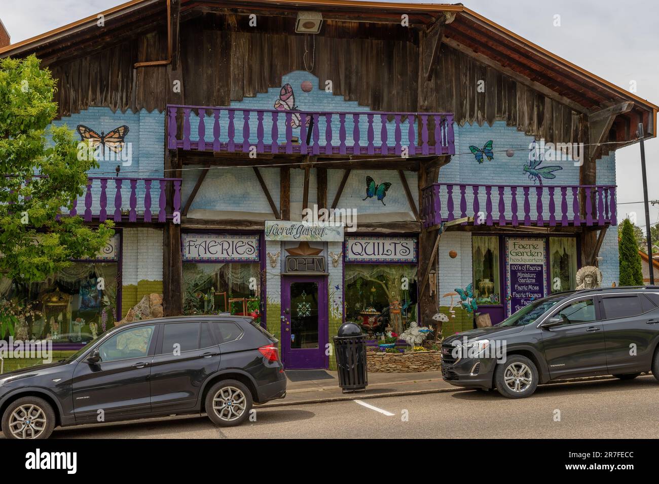 Sugarcreek, Ohio, USA - May 16, 2023:An Alpine Swiss design storefront ...
