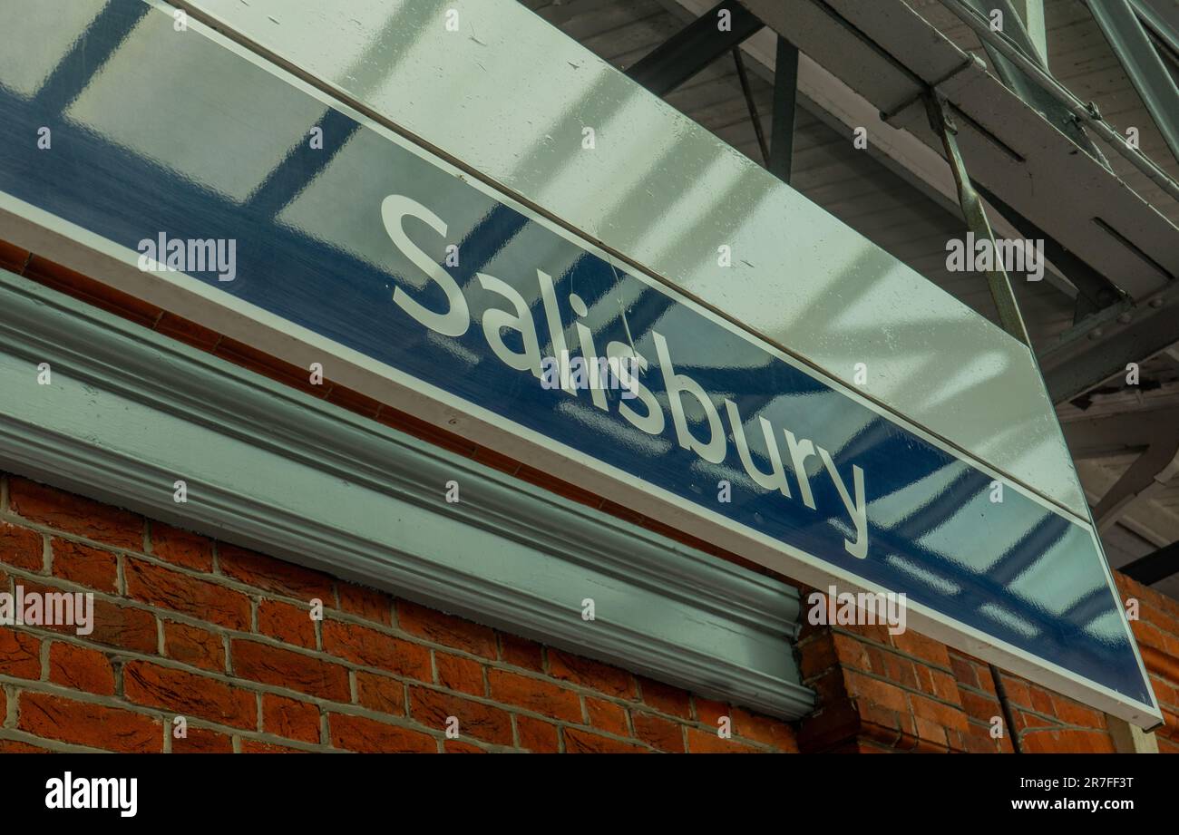 Salisbury train station hi-res stock photography and images - Alamy