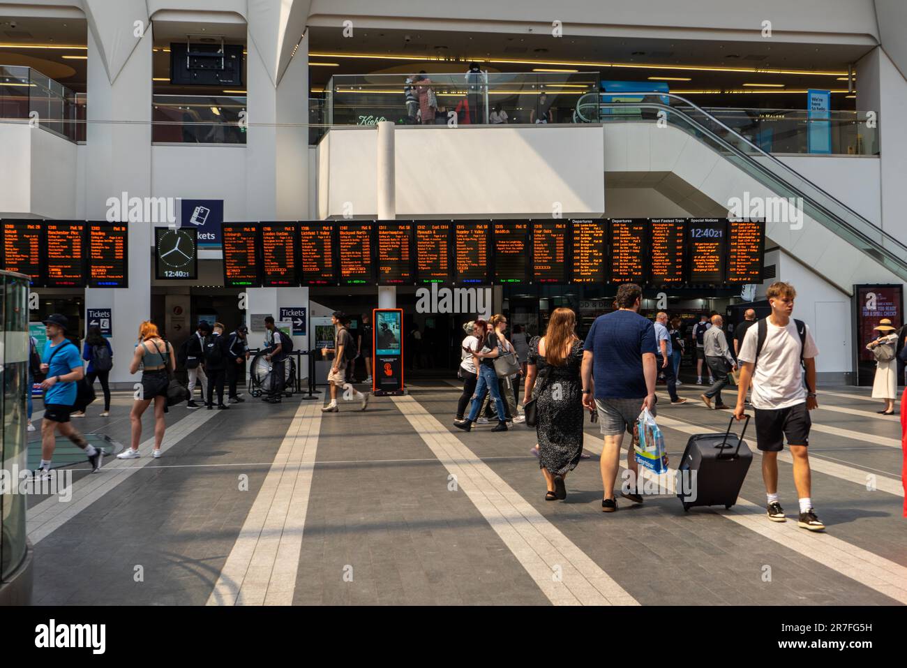Passengers,visitors,shops and restaurants at Grand Central shopping ...
