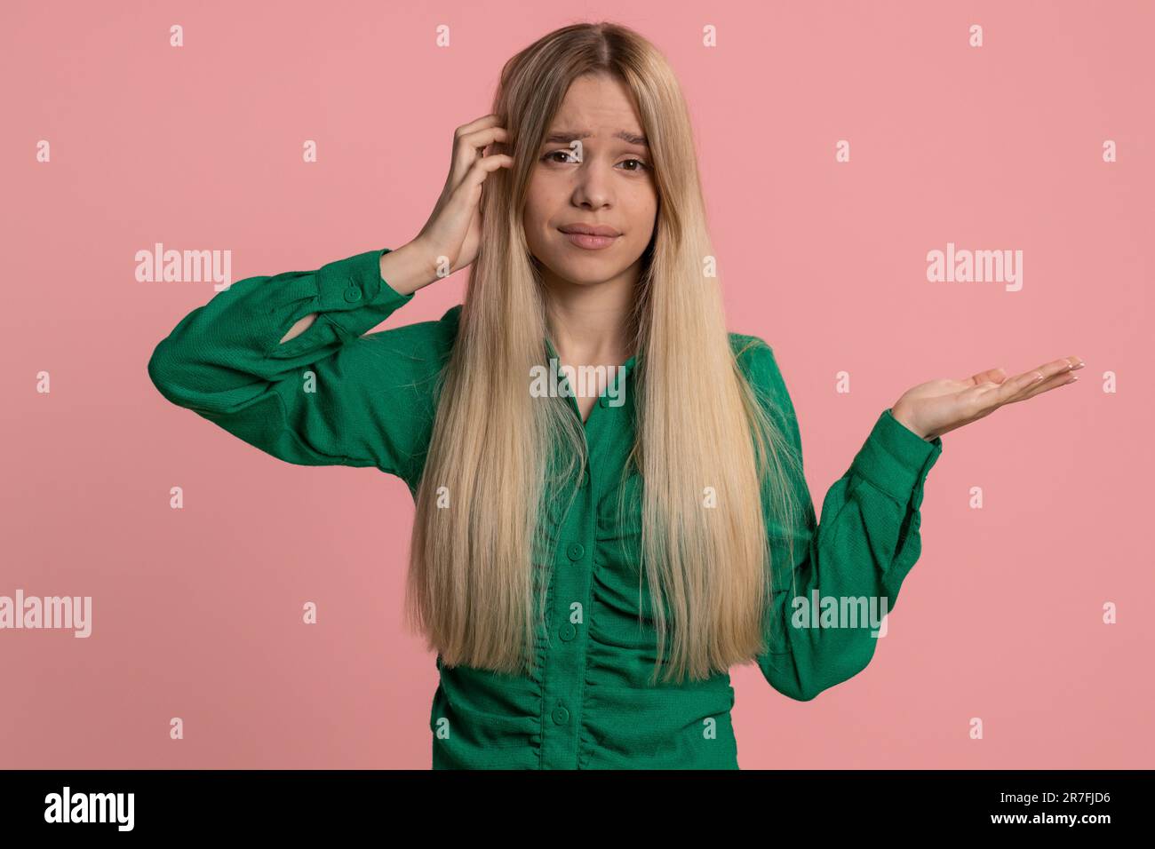 No idea, I dont know answer. Puzzled clueless uncertain caucasian woman ...