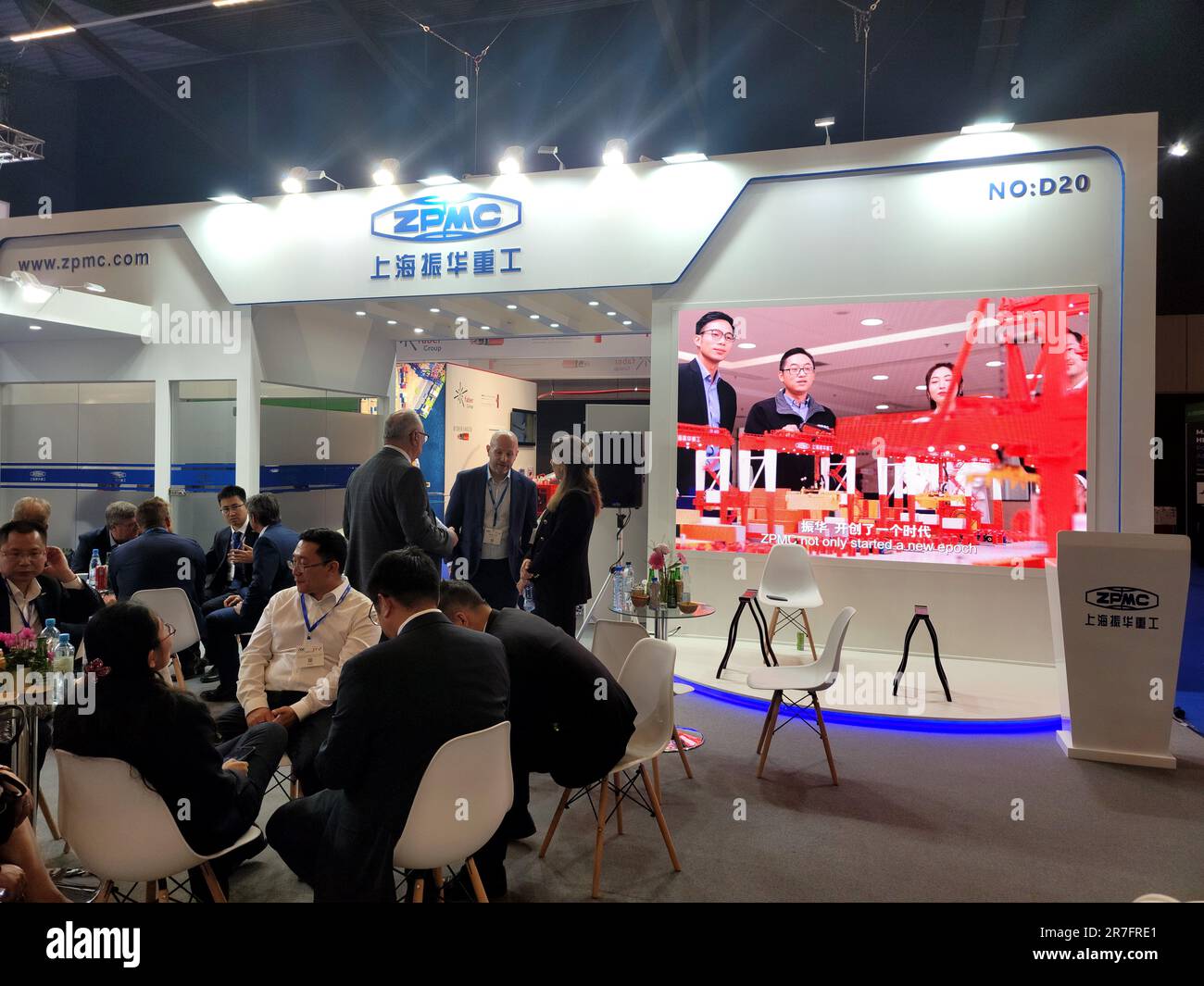 (230615) -- ROTTERDAM, June 15, 2023 (Xinhua) -- Traders talk at the ...