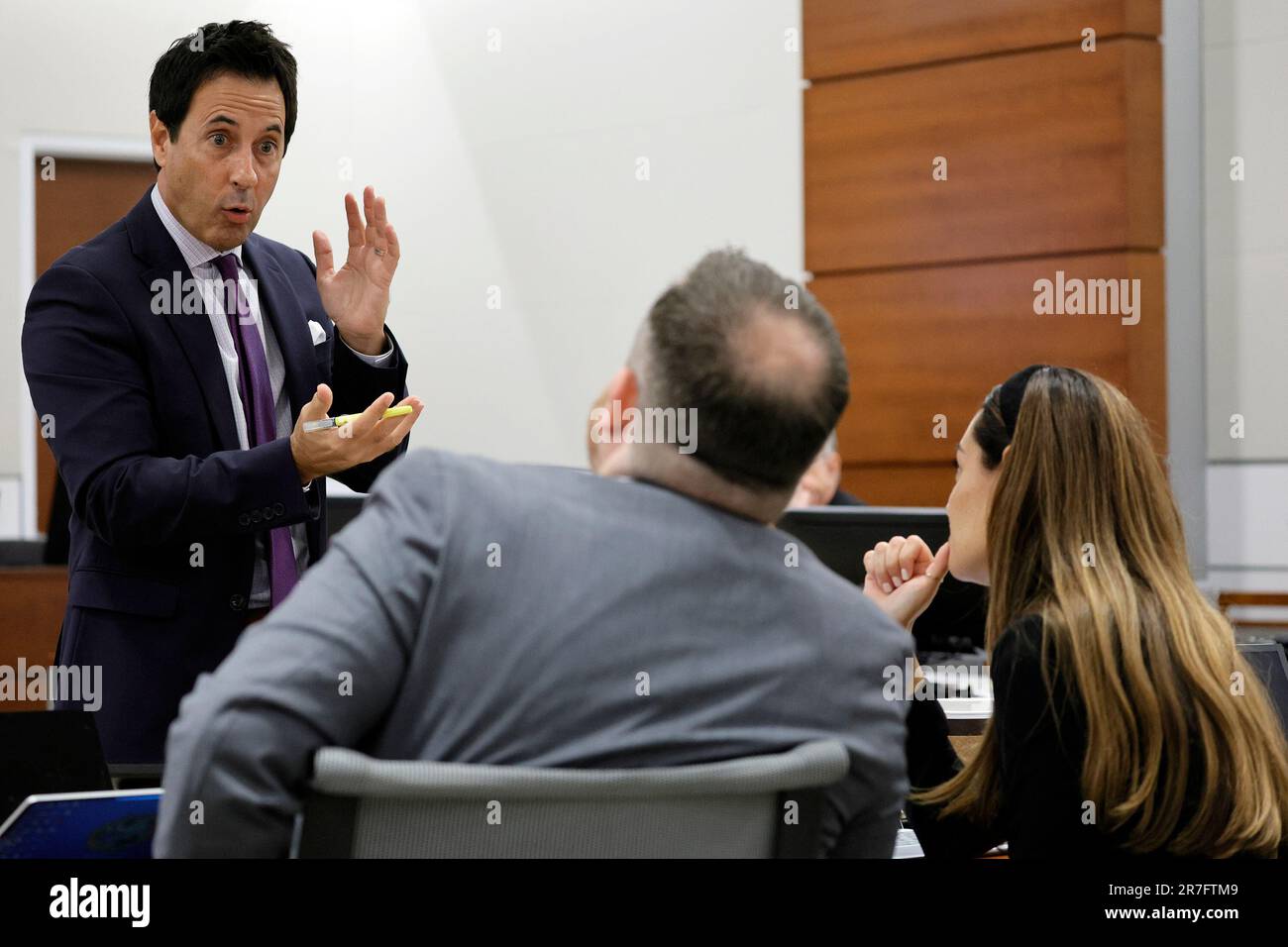 Defense attorney Mark Eiglarsh, left, chats with Assistant State ...