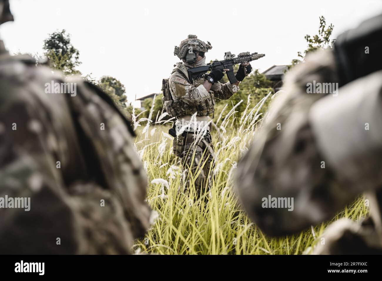 Soldier running gun terrorism hi-res stock photography and images - Alamy