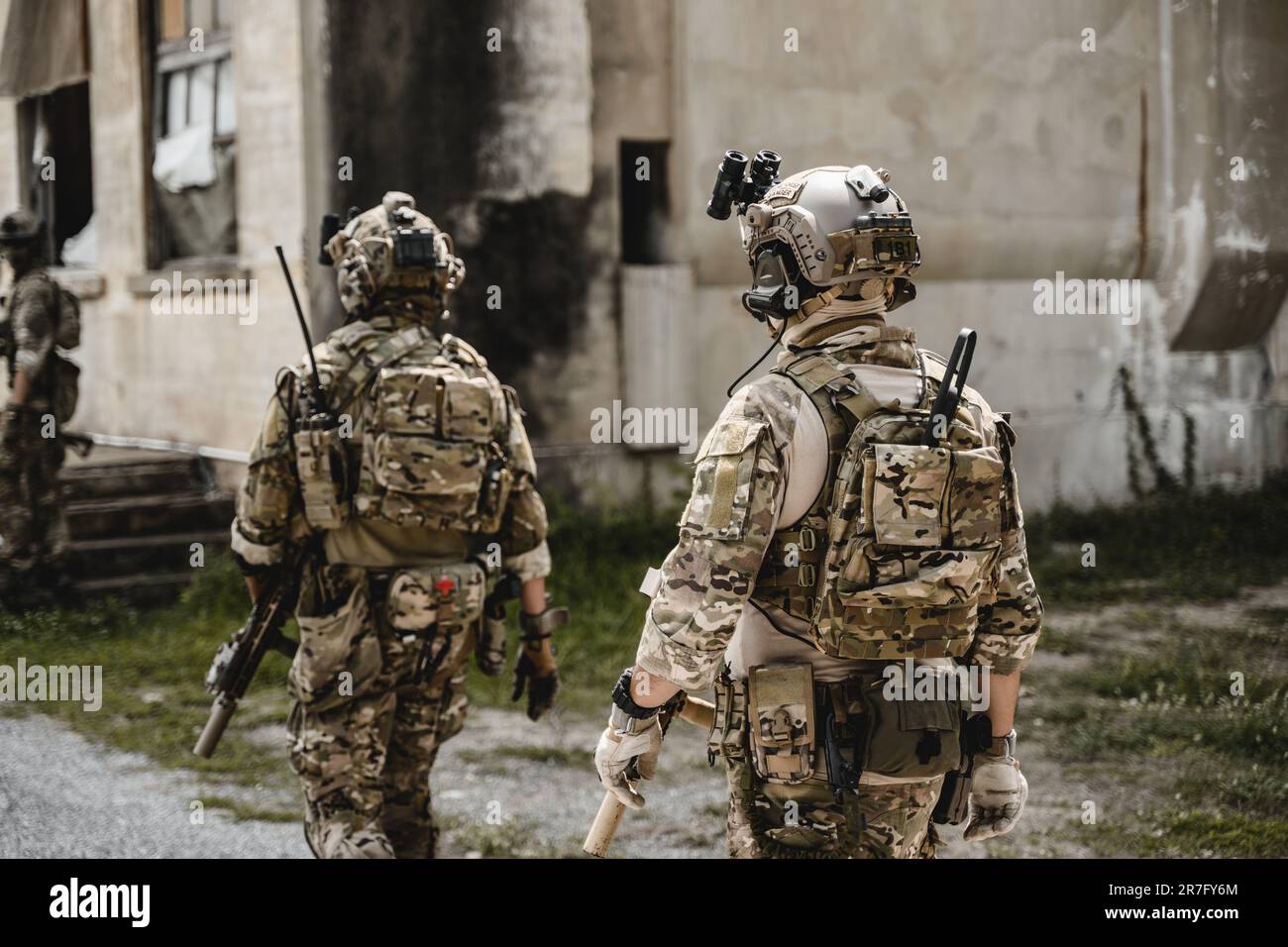Expert team of soldiers attacking enemy during military operation Stock ...