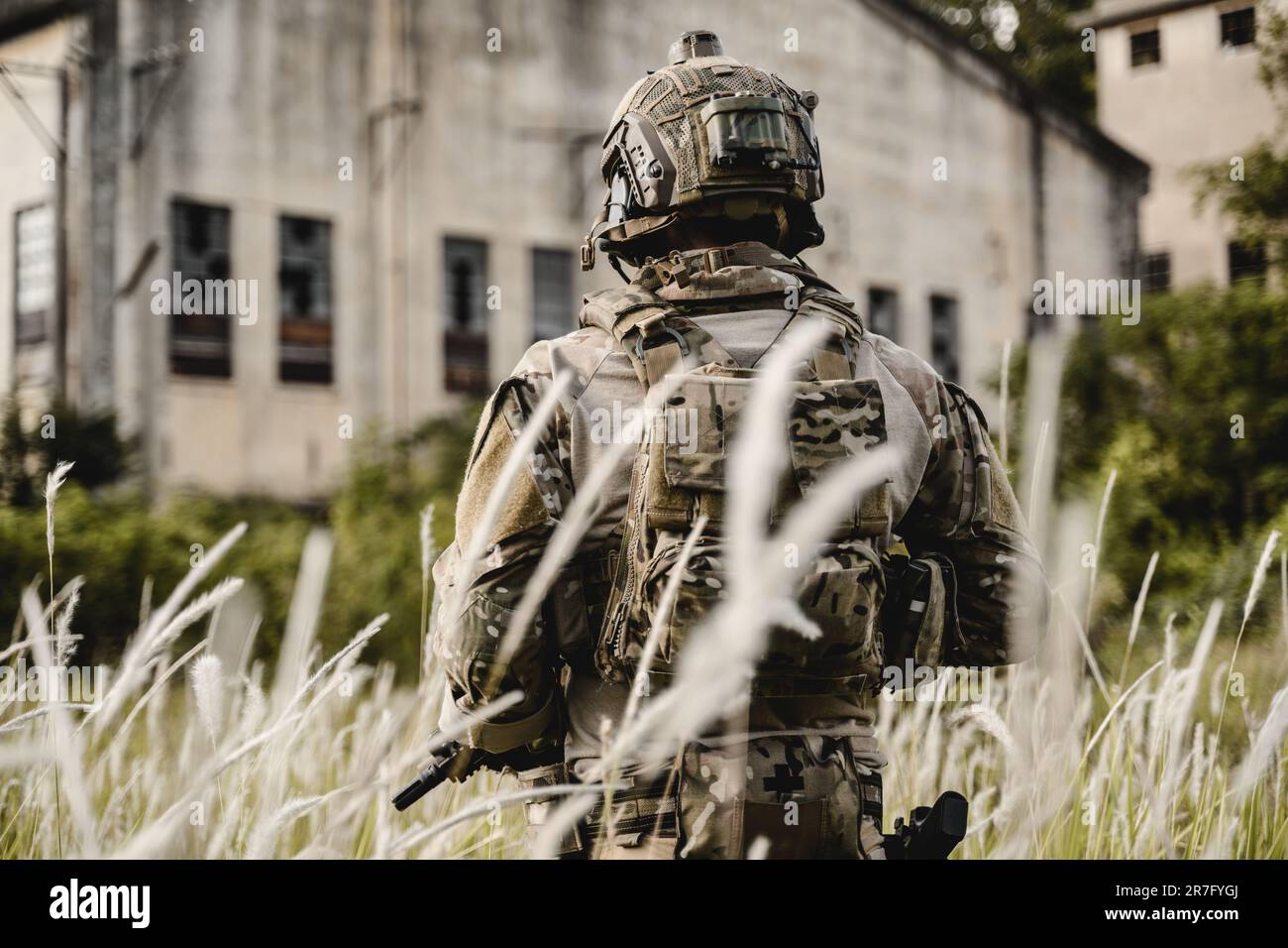 Smart teamwork of soldiers running forward and attacking enemy Stock ...