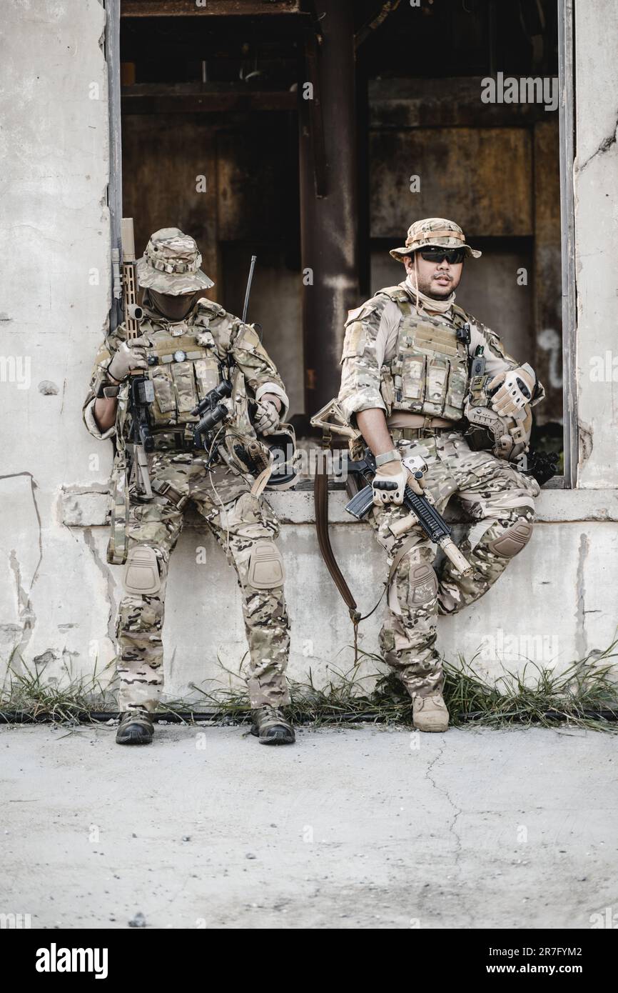 Smart teamwork of soldiers running forward and attacking enemy Stock ...