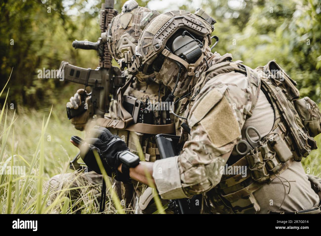 Smart teamwork of soldiers running forward and attacking enemy Stock ...