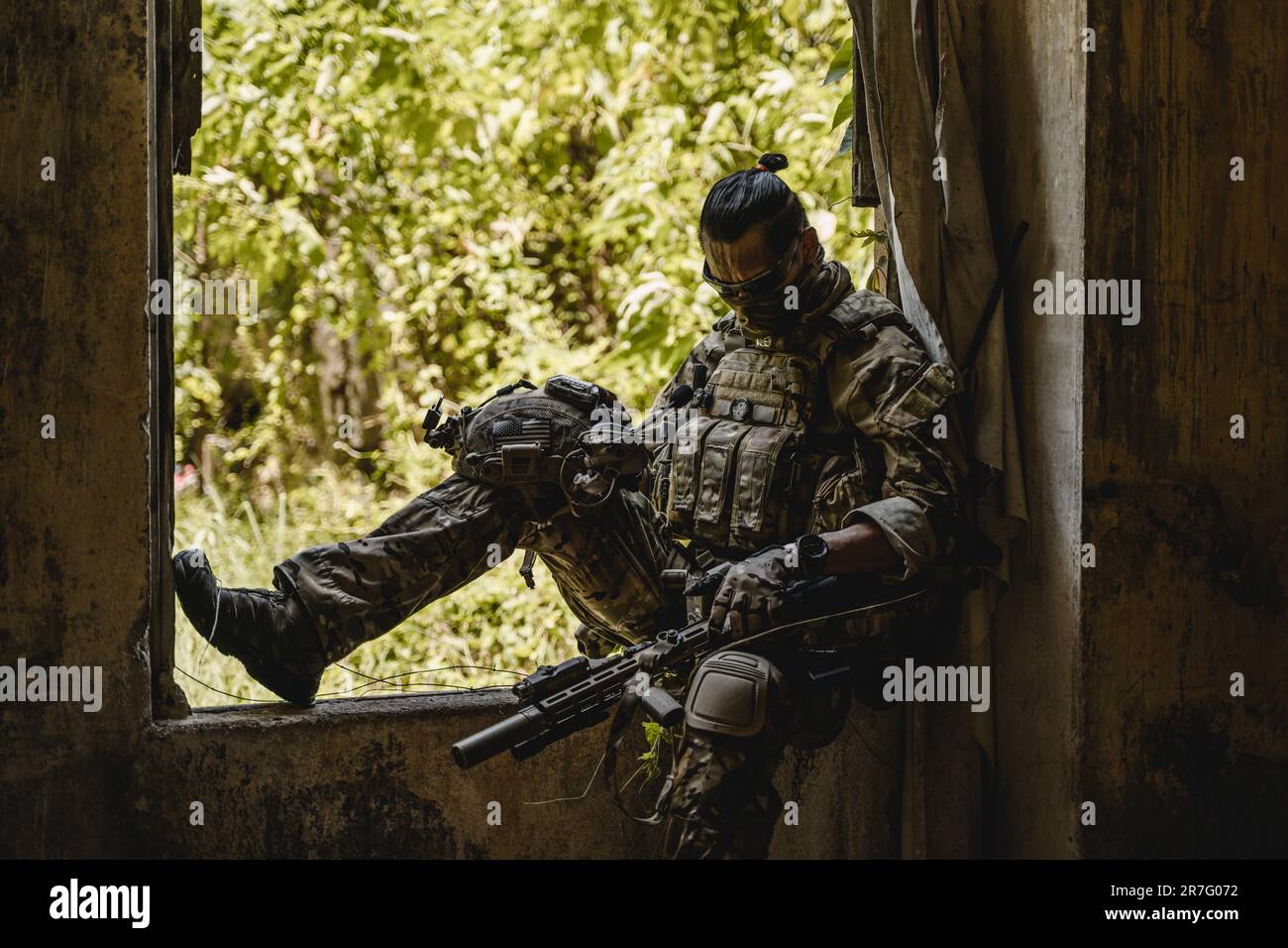 Smart teamwork of soldiers running forward and attacking enemy Stock ...