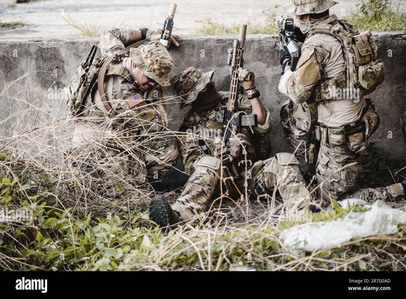 Smart teamwork of soldiers running forward and attacking enemy Stock ...