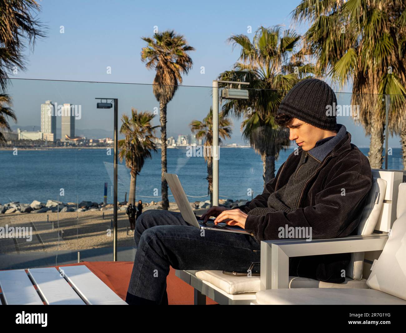 Digital nomads with laptop hi-res stock photography and images - Alamy