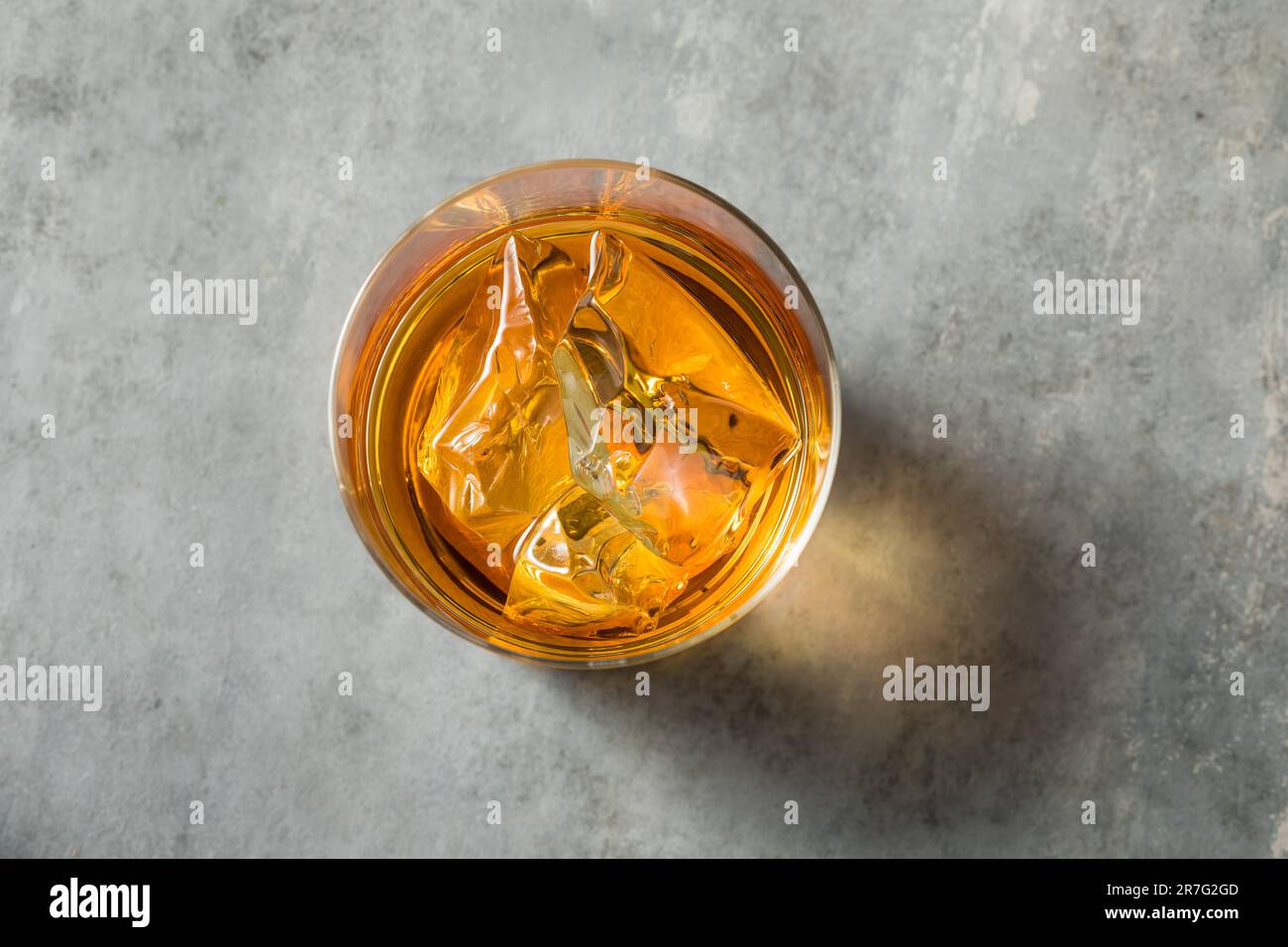 Bourbon on the rocks hi-res stock photography and images - Alamy