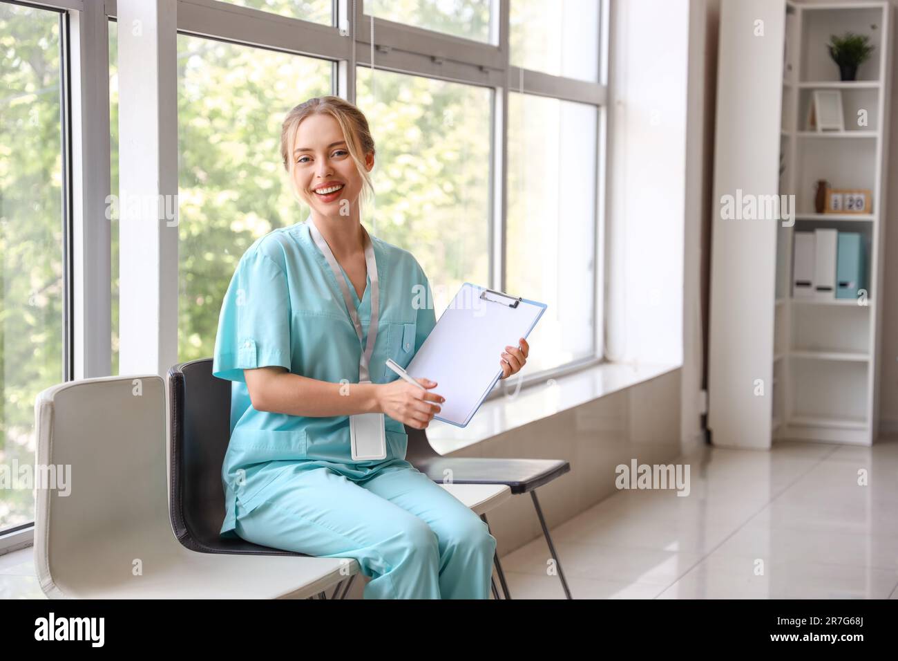 Female medical intern with clipboard in clinic Stock Photo - Alamy