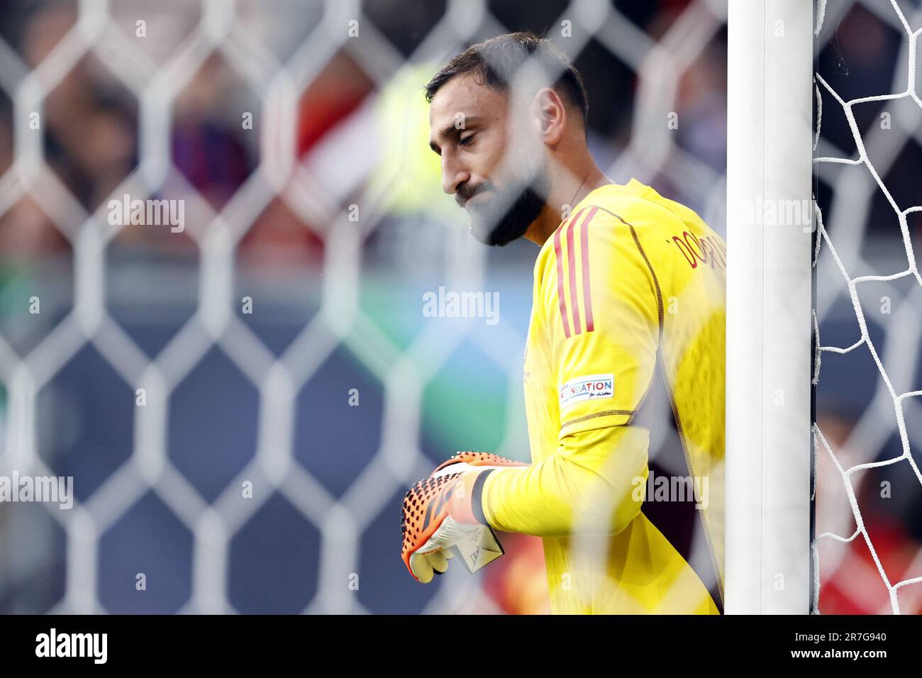Bues disappointed hi-res stock photography and images - Alamy