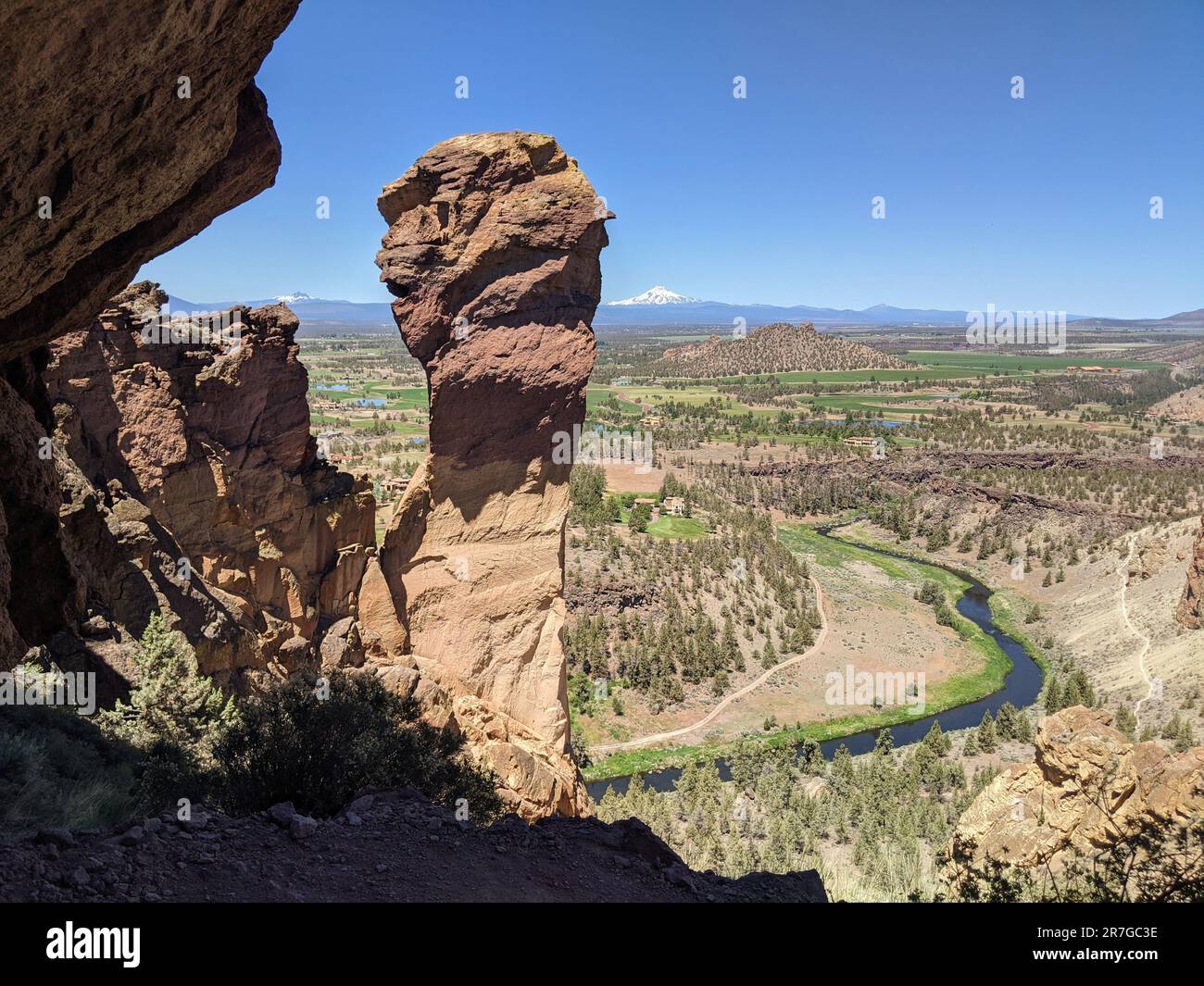 A stunning view of Smith Rock State Park in Terrebonne, Oregon ...
