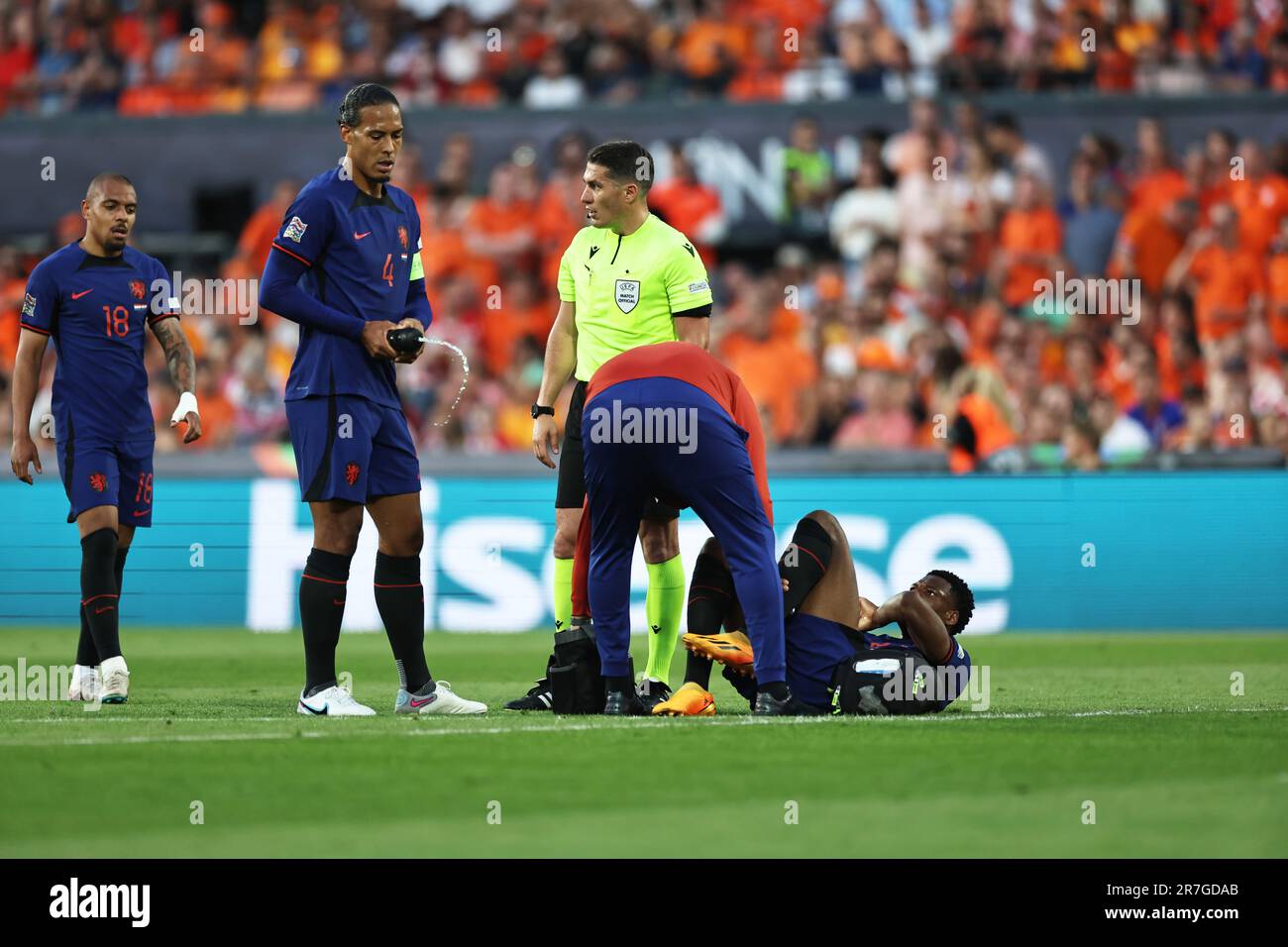 ROTTERDAM, Netherlands. , . Referee: Istvan Kovacs of Rumania, 4 Virgil ...