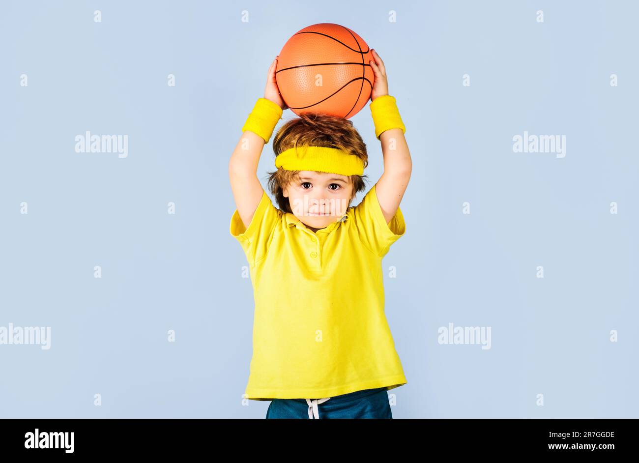 Children playing basketball team hi-res stock photography and images ...